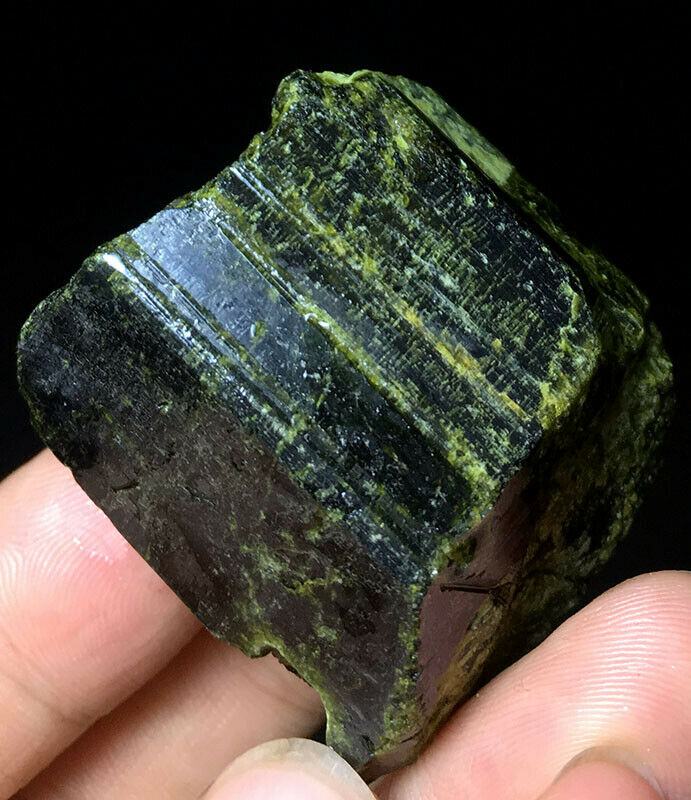 naravni kristal zeleni turmalin 63gr