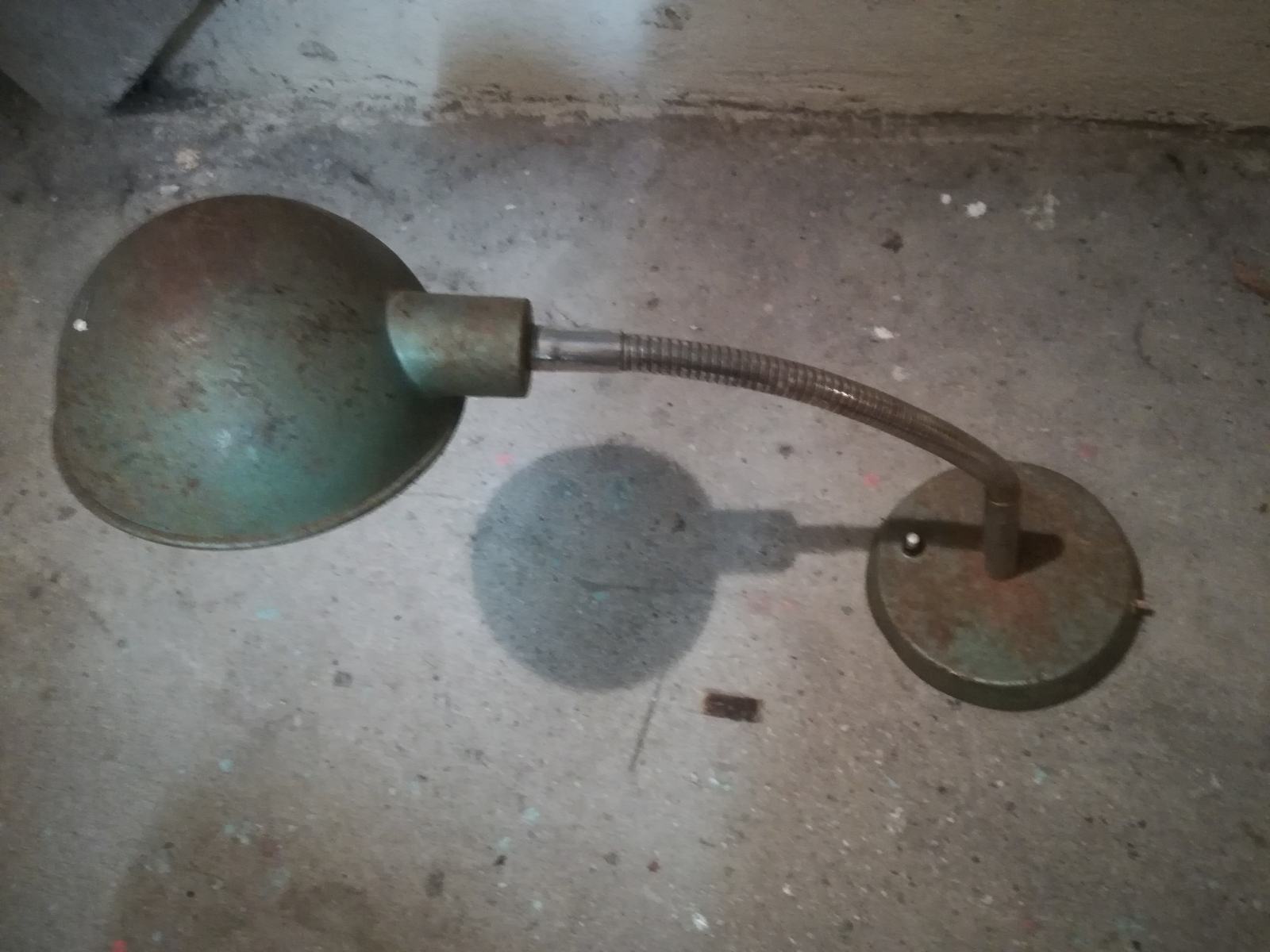 starejša namizna industrijska luč