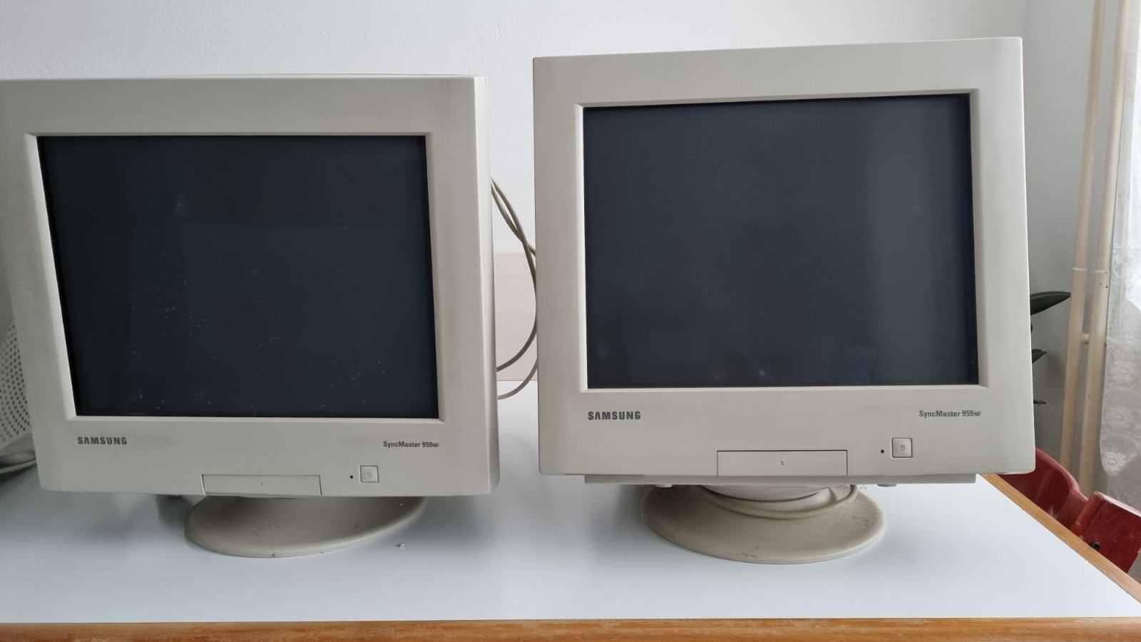 21-let stari delujoči monitorji po simbolični ceni