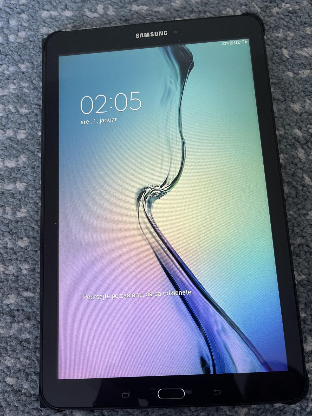Samsung Galaxy Tab E z ovitkom