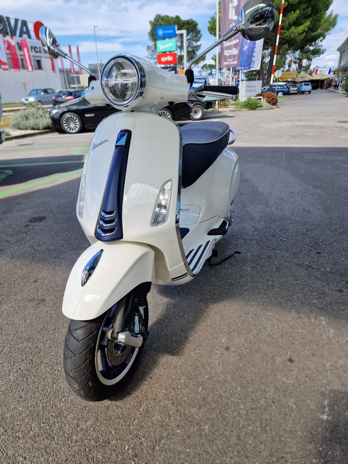 Vespa Primavera Yacht Club