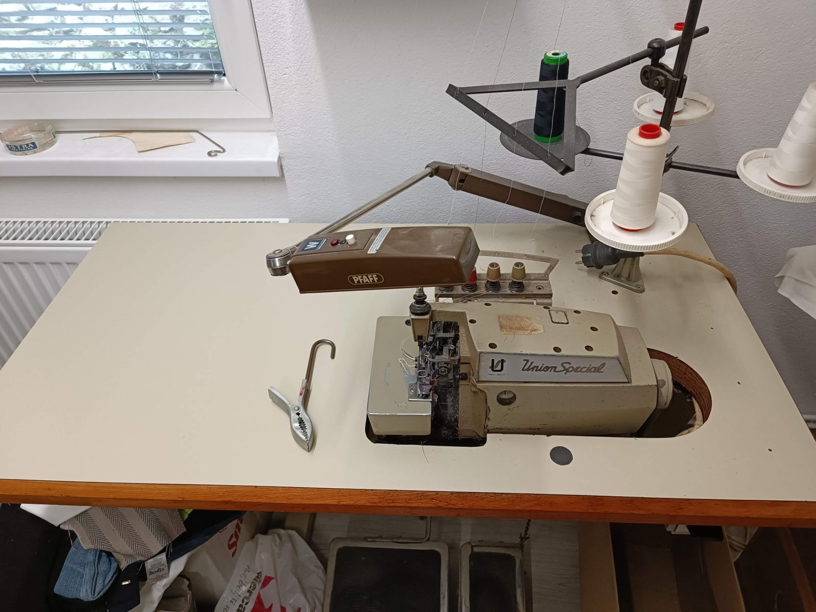 Industrijski šivalni stroj overlock Union Special
