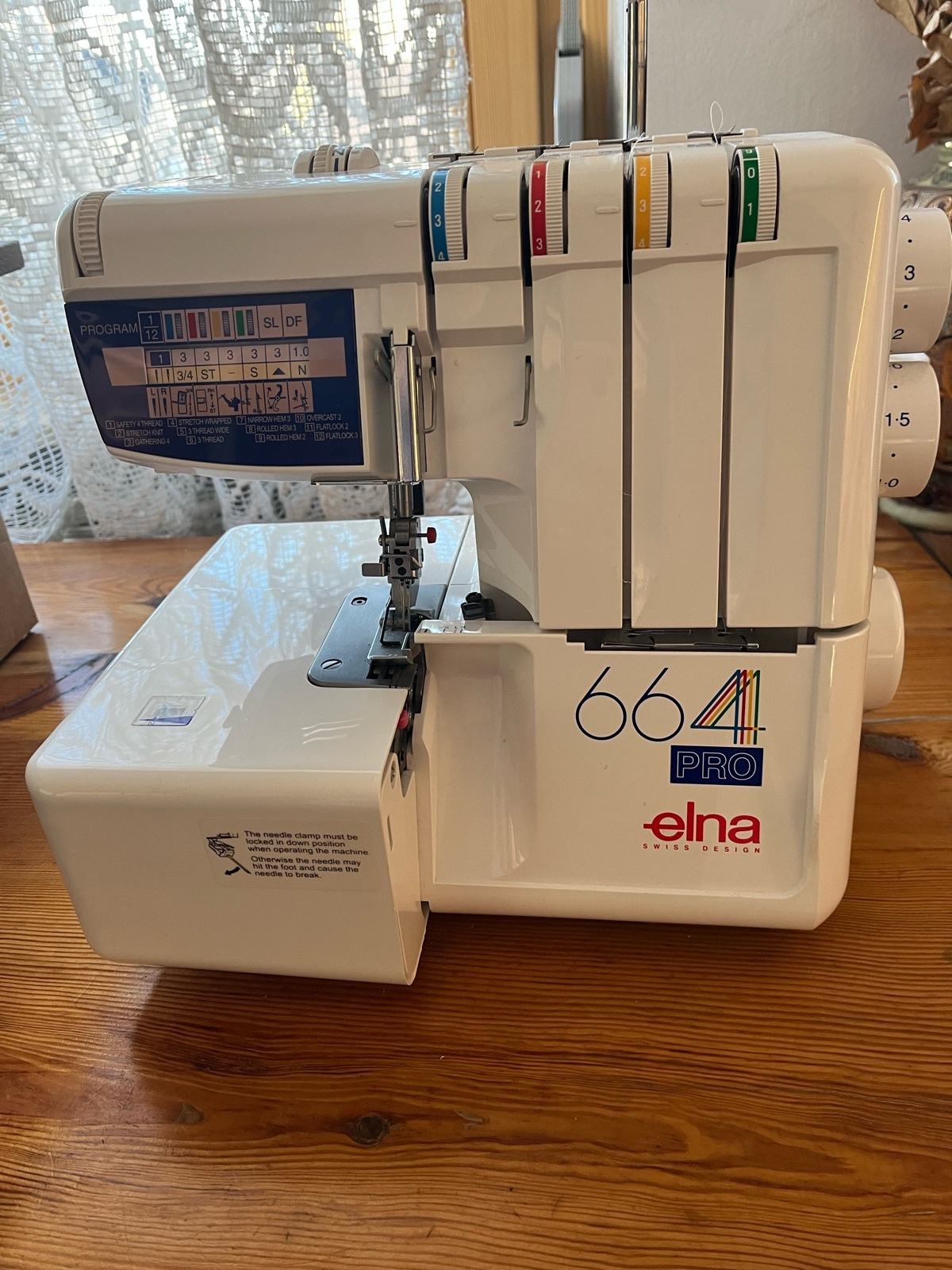 Šivalni stroj Elna 664 PRO overlock