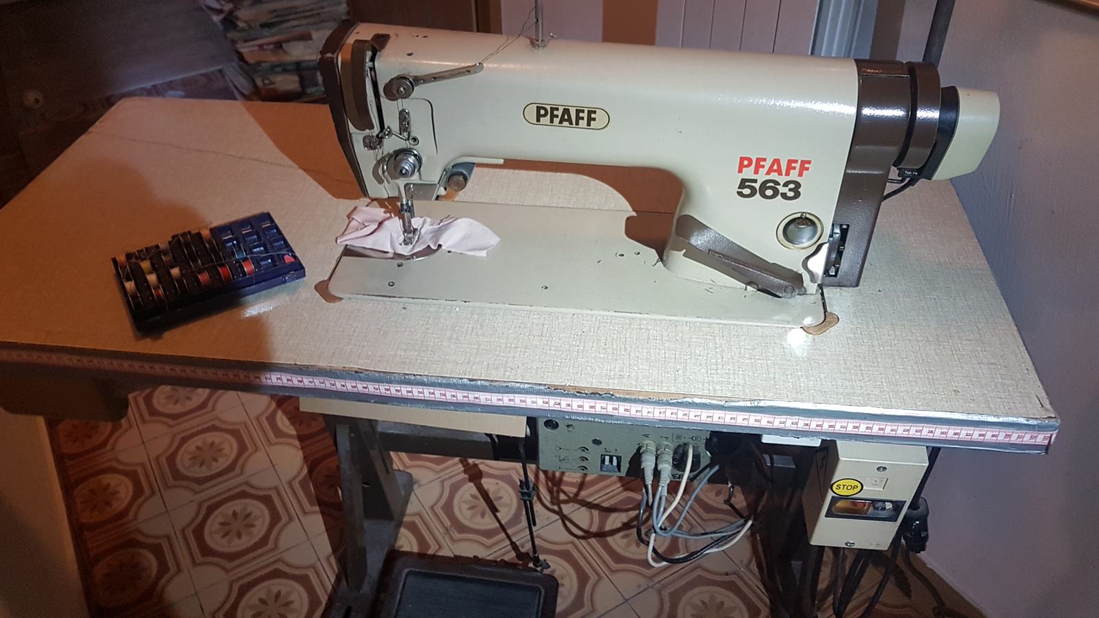 INDUSTRIJSKI ŠIVALNI STROJ PFAFF 563
