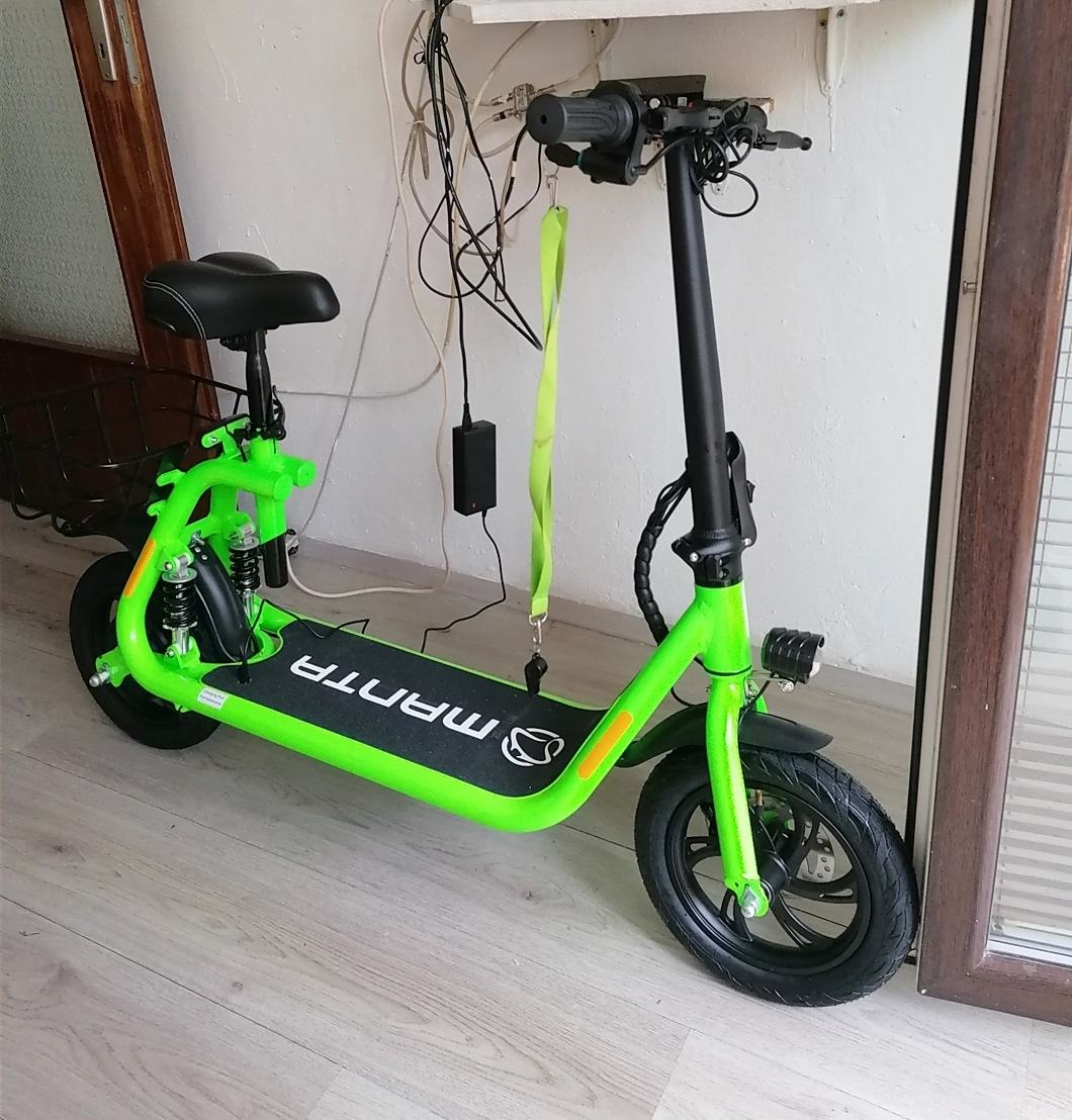 Električni skiro s sedežem