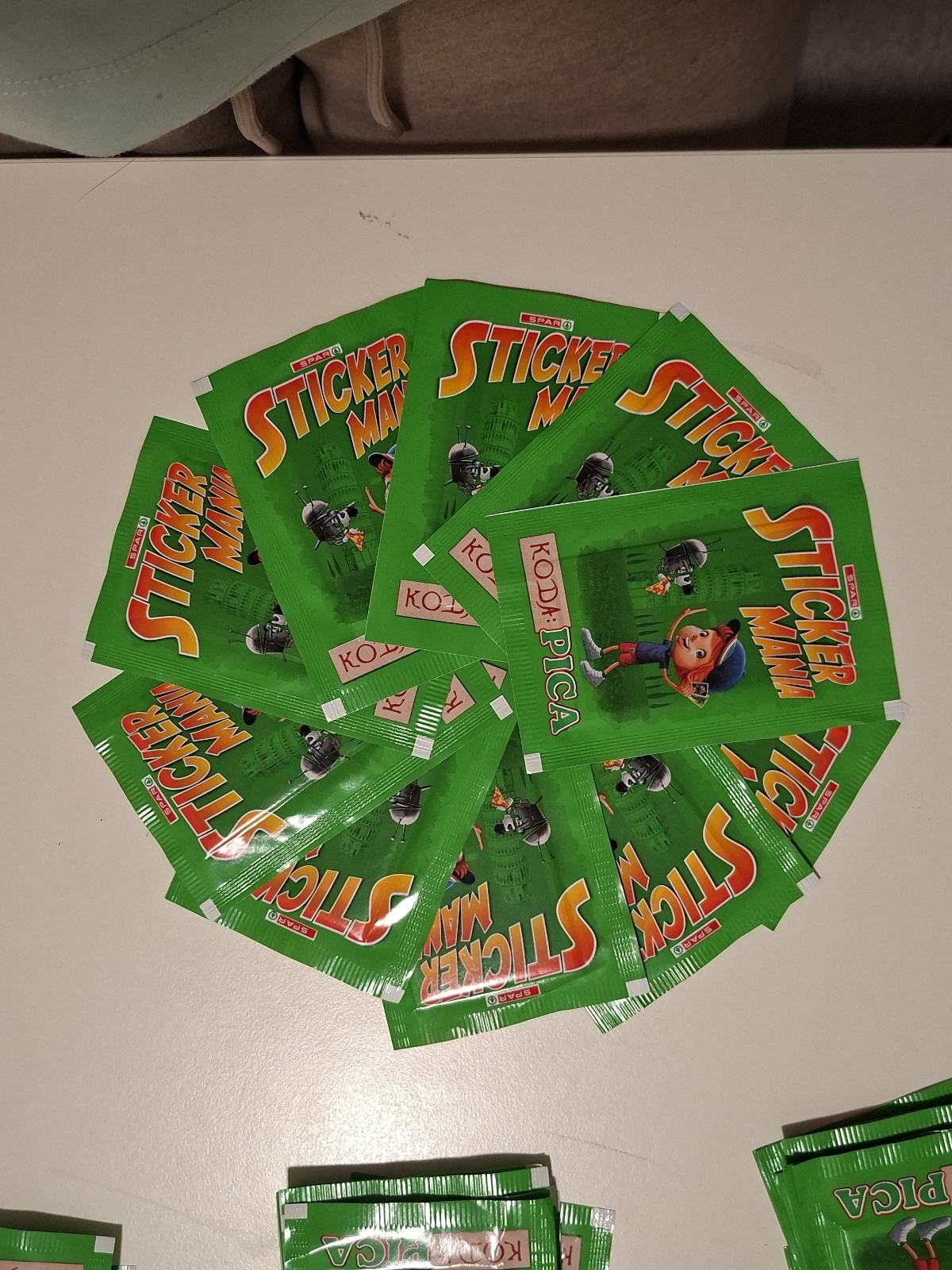 Sticker Mania KODA PICA (Spar 2026) - 48 NEODPRTIH paketov