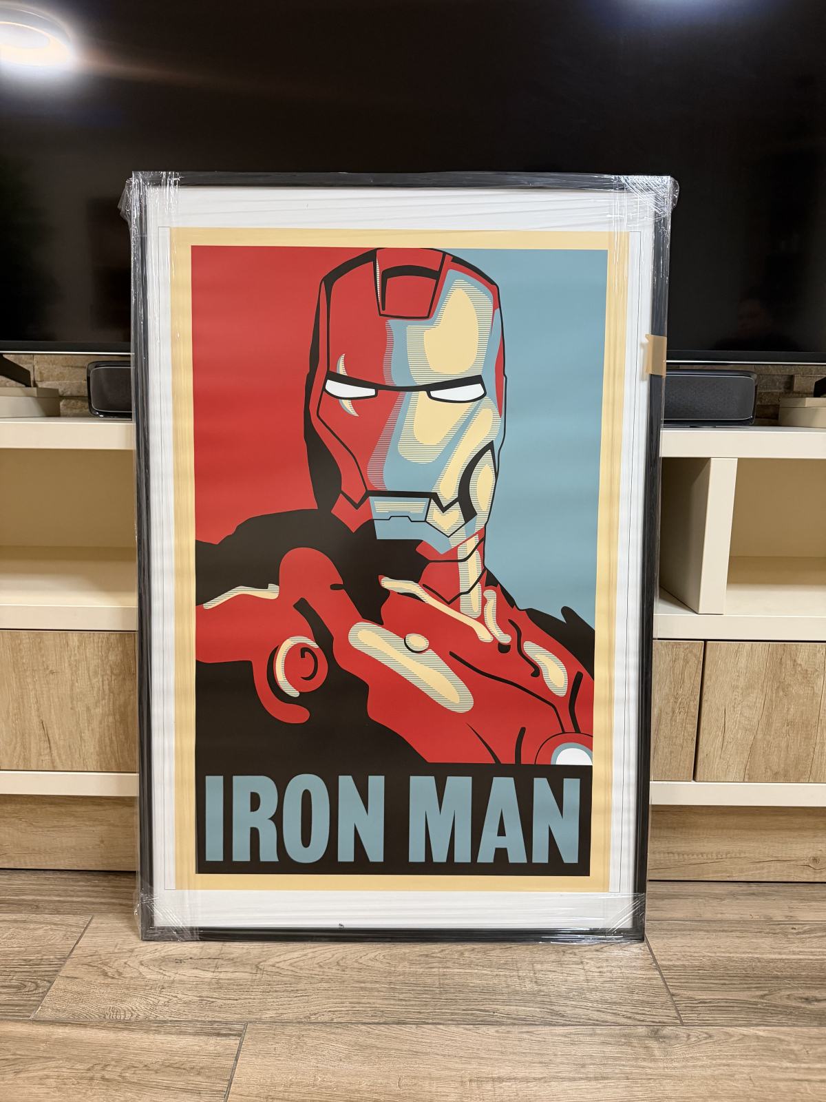 Plakat Iron Man 2 (2010) – uokvirjen in zastekljen, 68 × 102 cm
