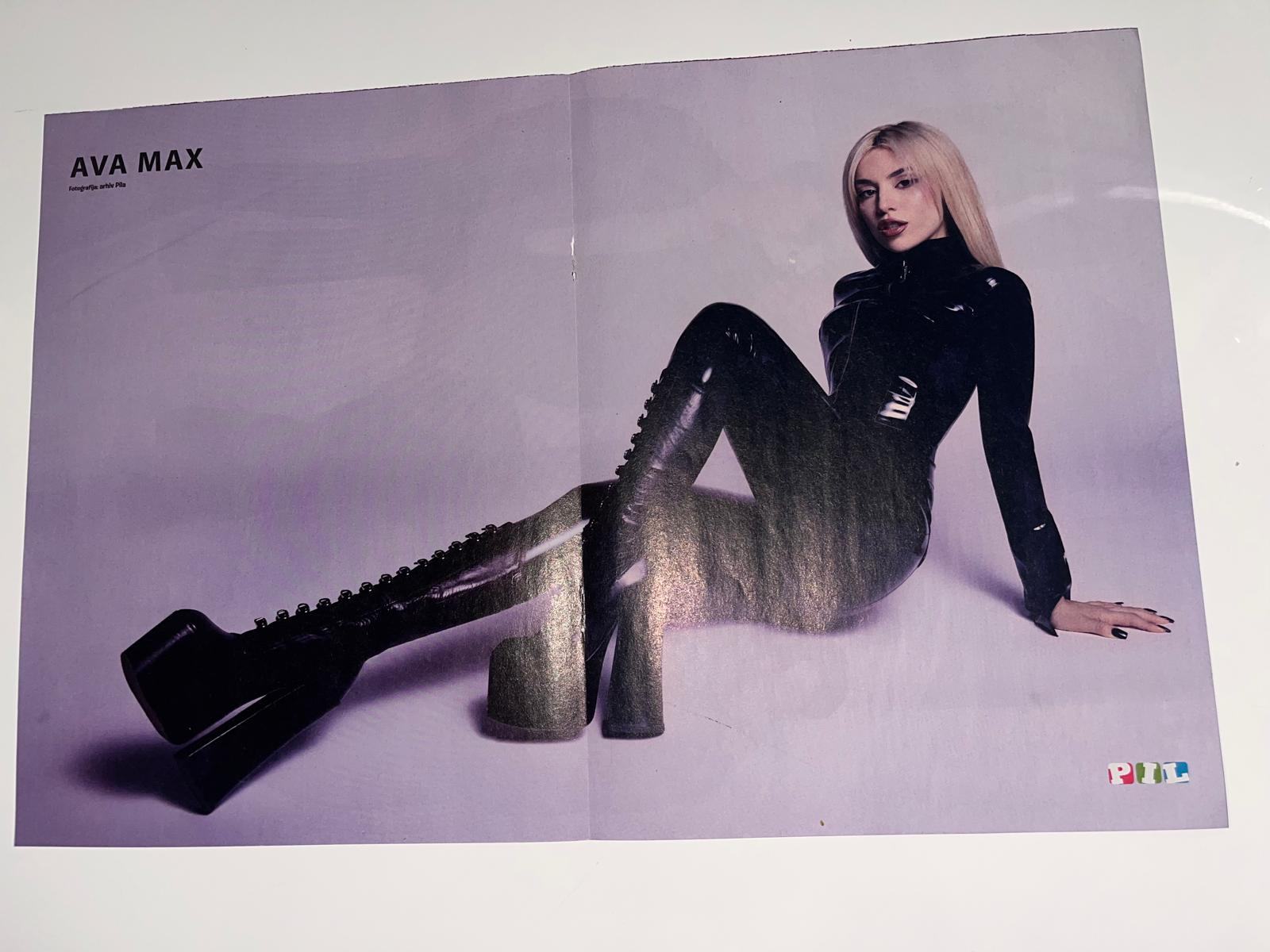 Poster Ava Max – ikoničen videz v črnem