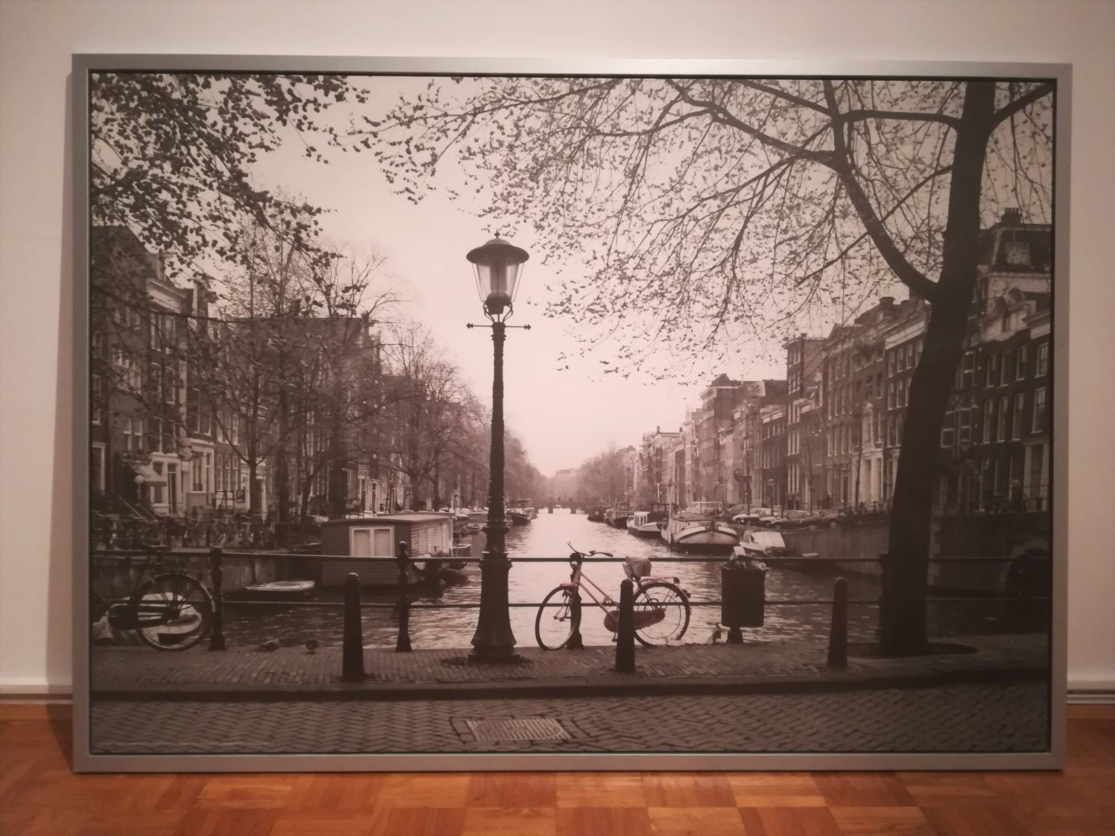 velika slika Amsterdam 140 cm x 100 cm črno-bela fotografija na platnu