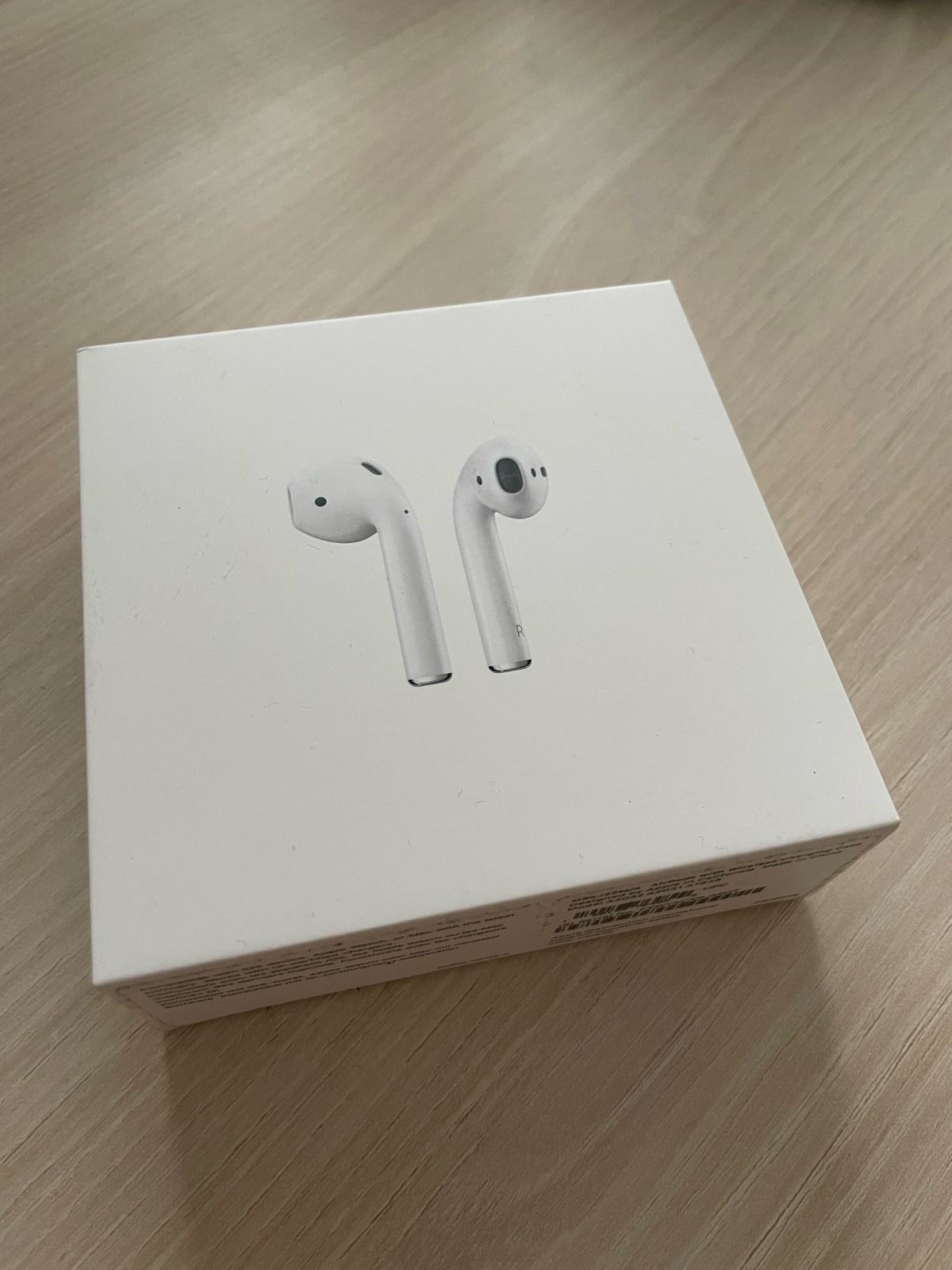 Apple AirPods slušalke