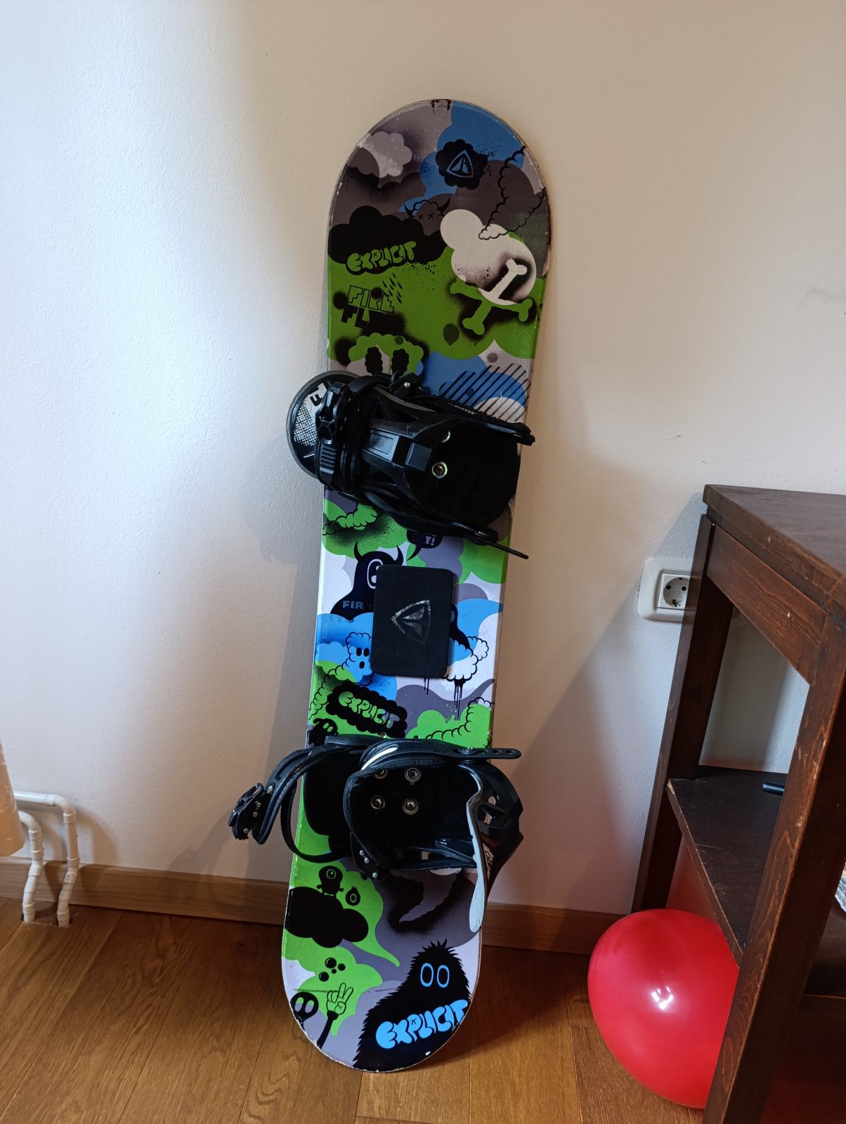 Snowboard 110 cm z vezmi