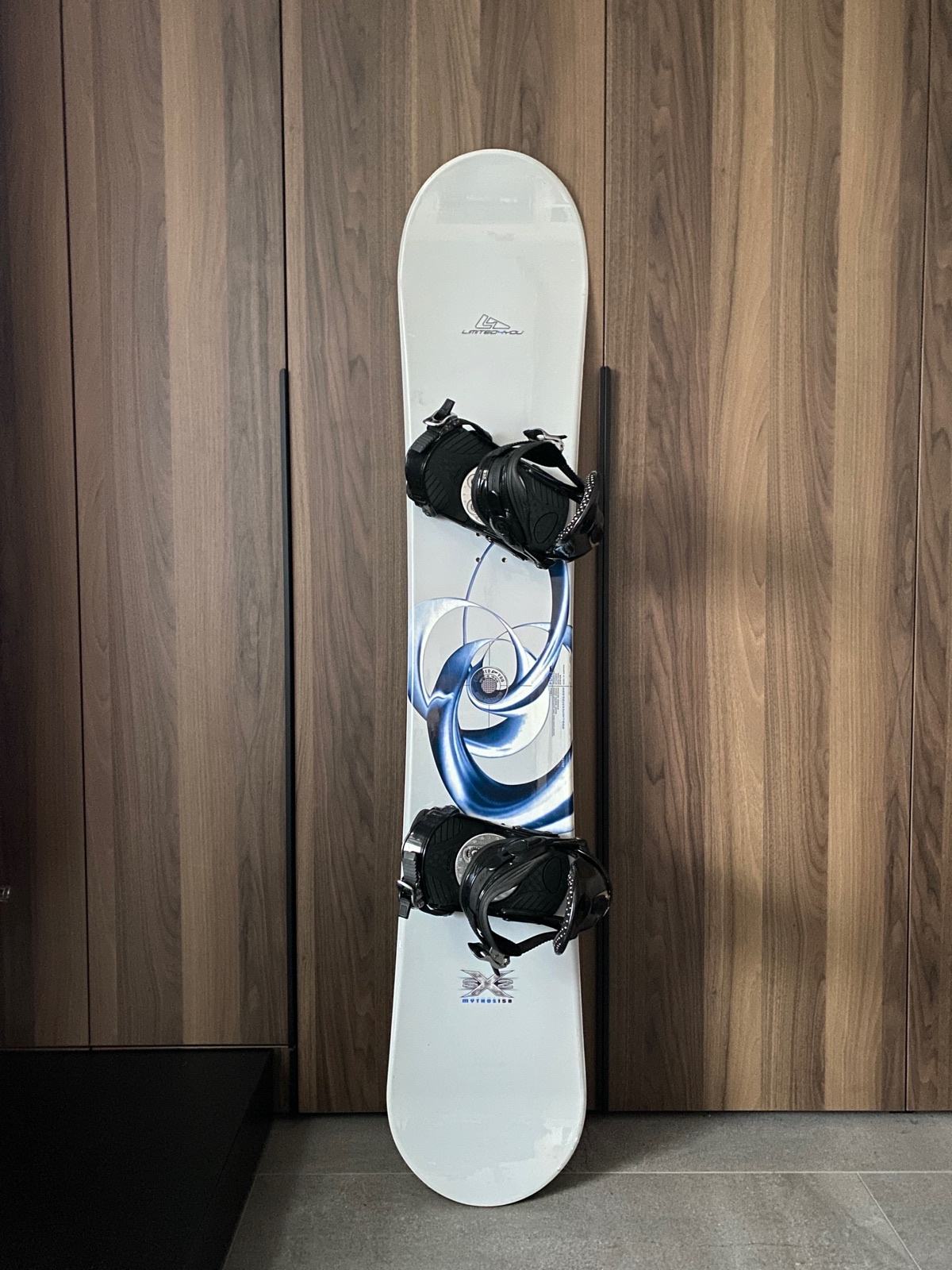 Snowboard 158cm z vezmi Ride