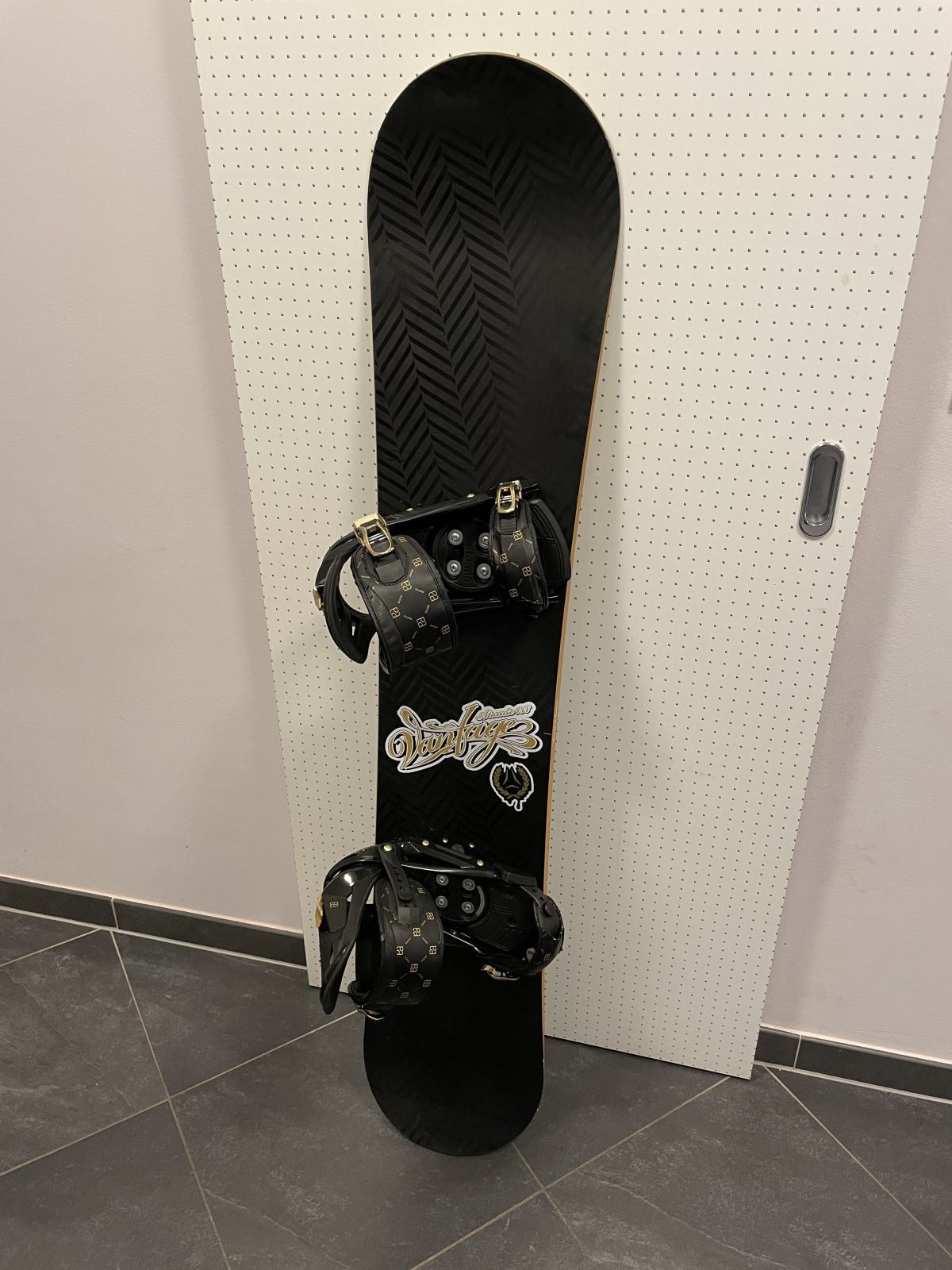 Snowboard ATOMIC dolžina 153 + vezi + čevlji