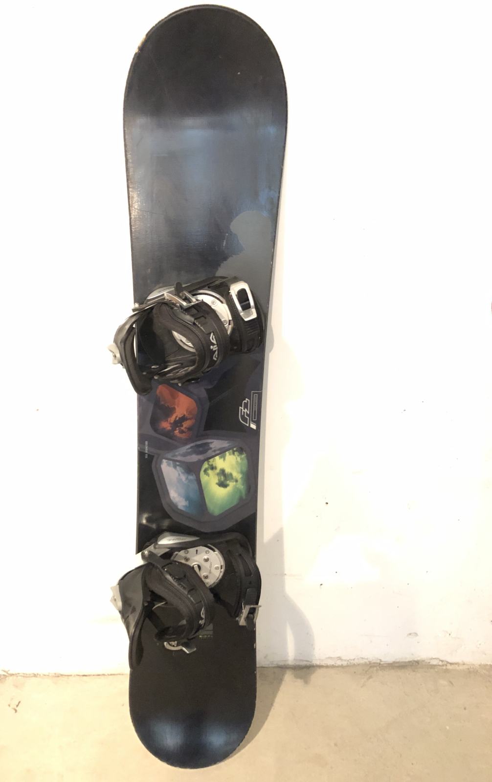 Snowboard F2 - Marble (153 cm) + Vezi Atomic (M), oboje odlično