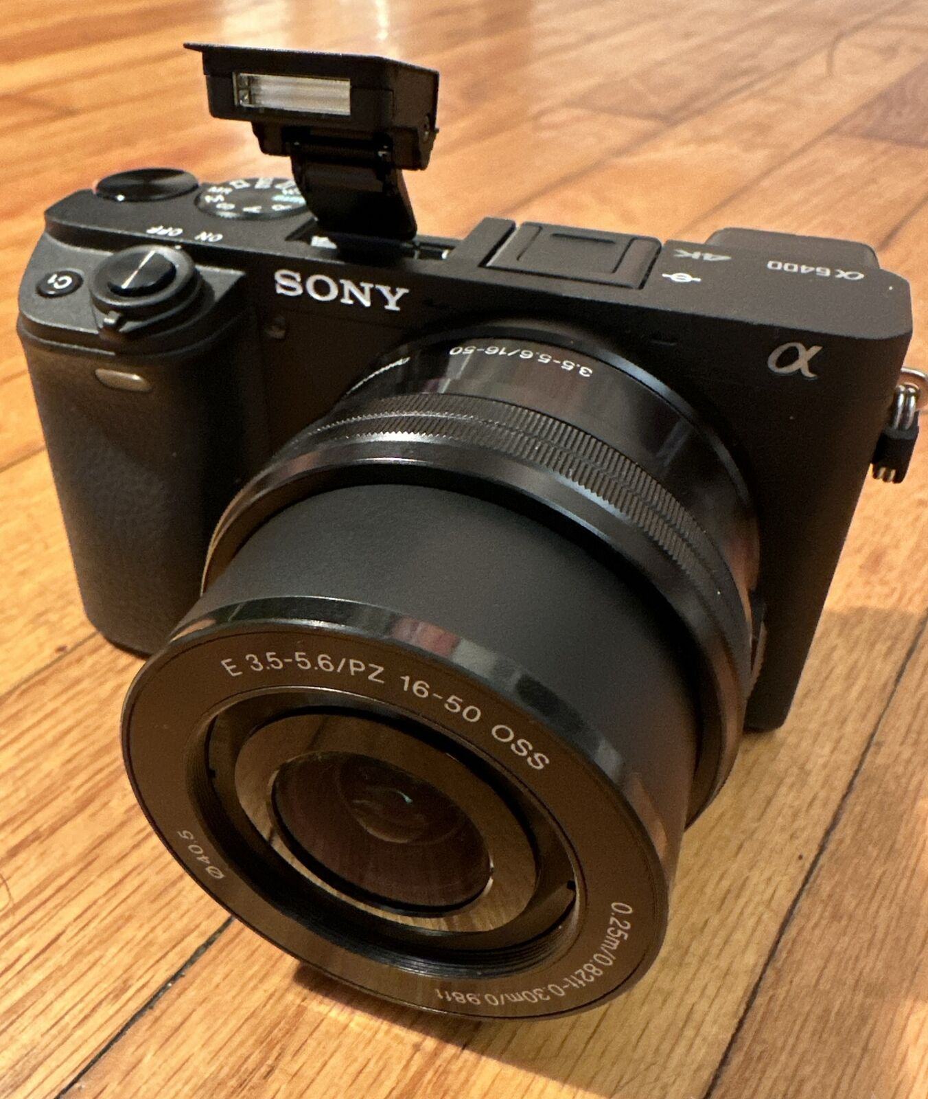 Sony Alpha A6400 s 24 MP in objektivom z zoomom 16-50 mm PZ