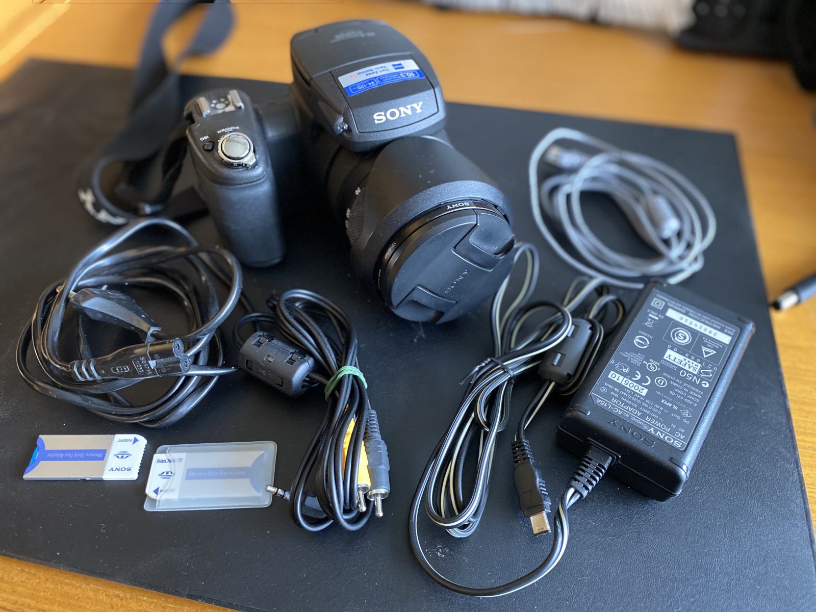 Sony DSC-R 1 digitalni fotoaparat