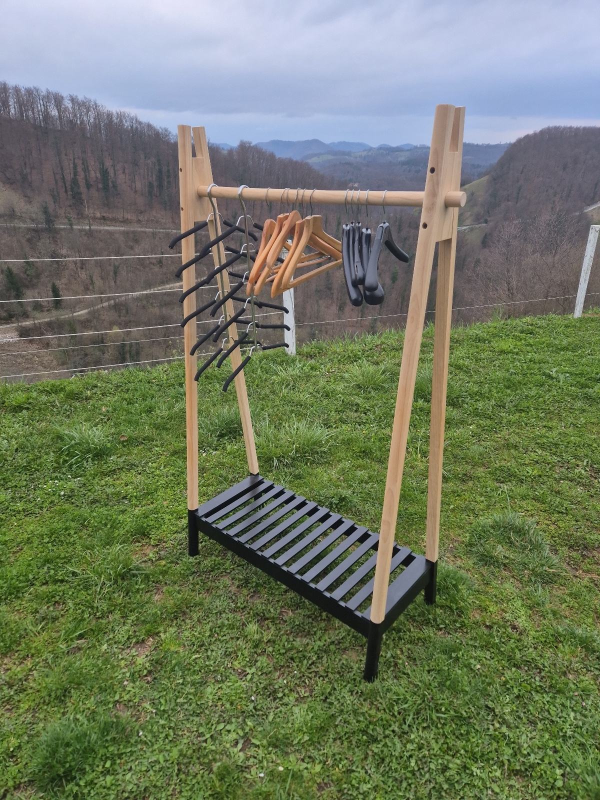 Samostoječe garderobno stojalo