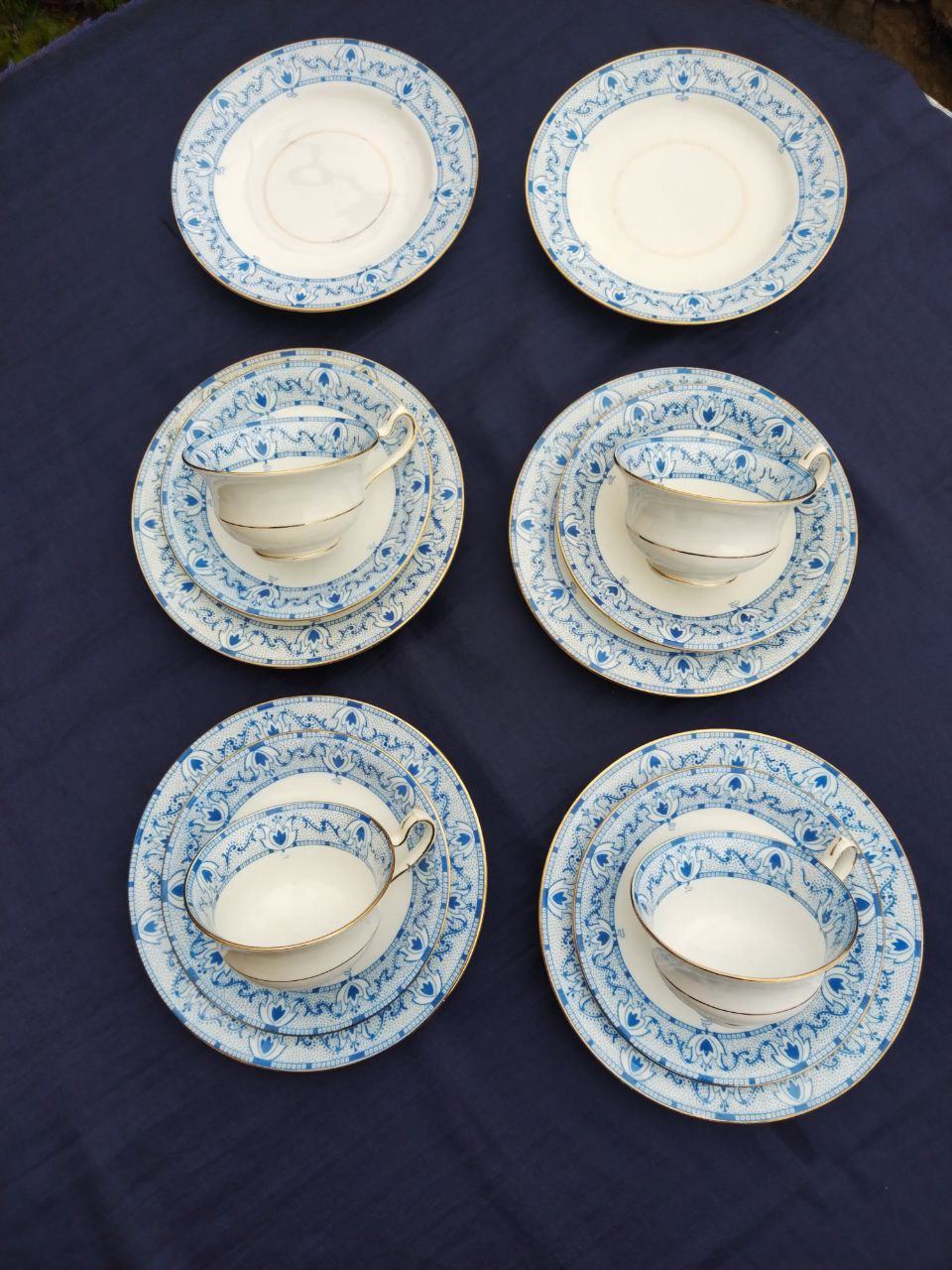 Cvetlični britanski porcelanski čajni set za 4 osebe.