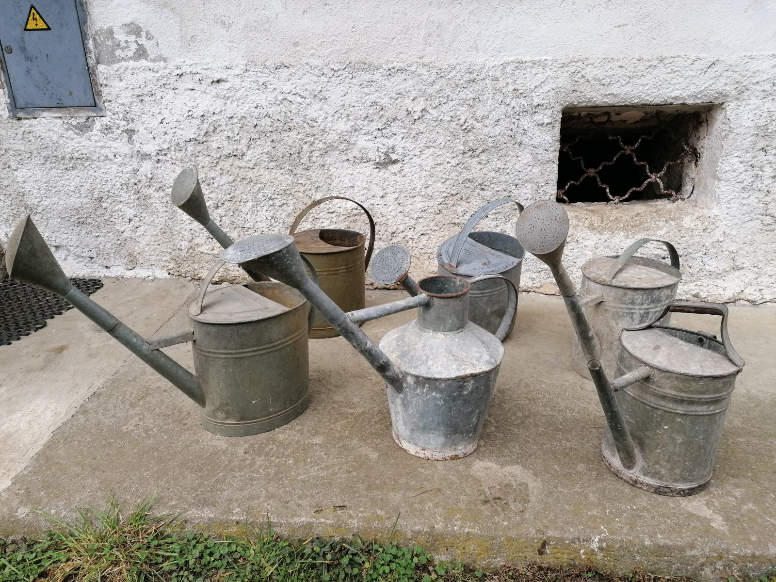Stara pocinkana kangla zalivalka