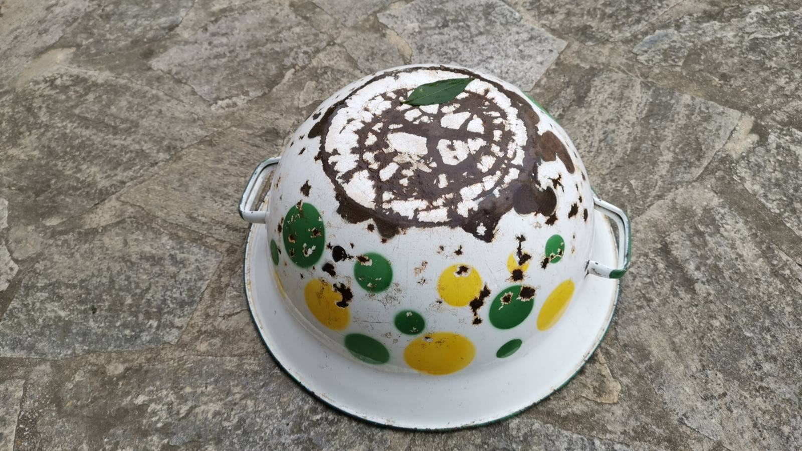 Večji starinski lonec s pikami, premer fi 38 cm