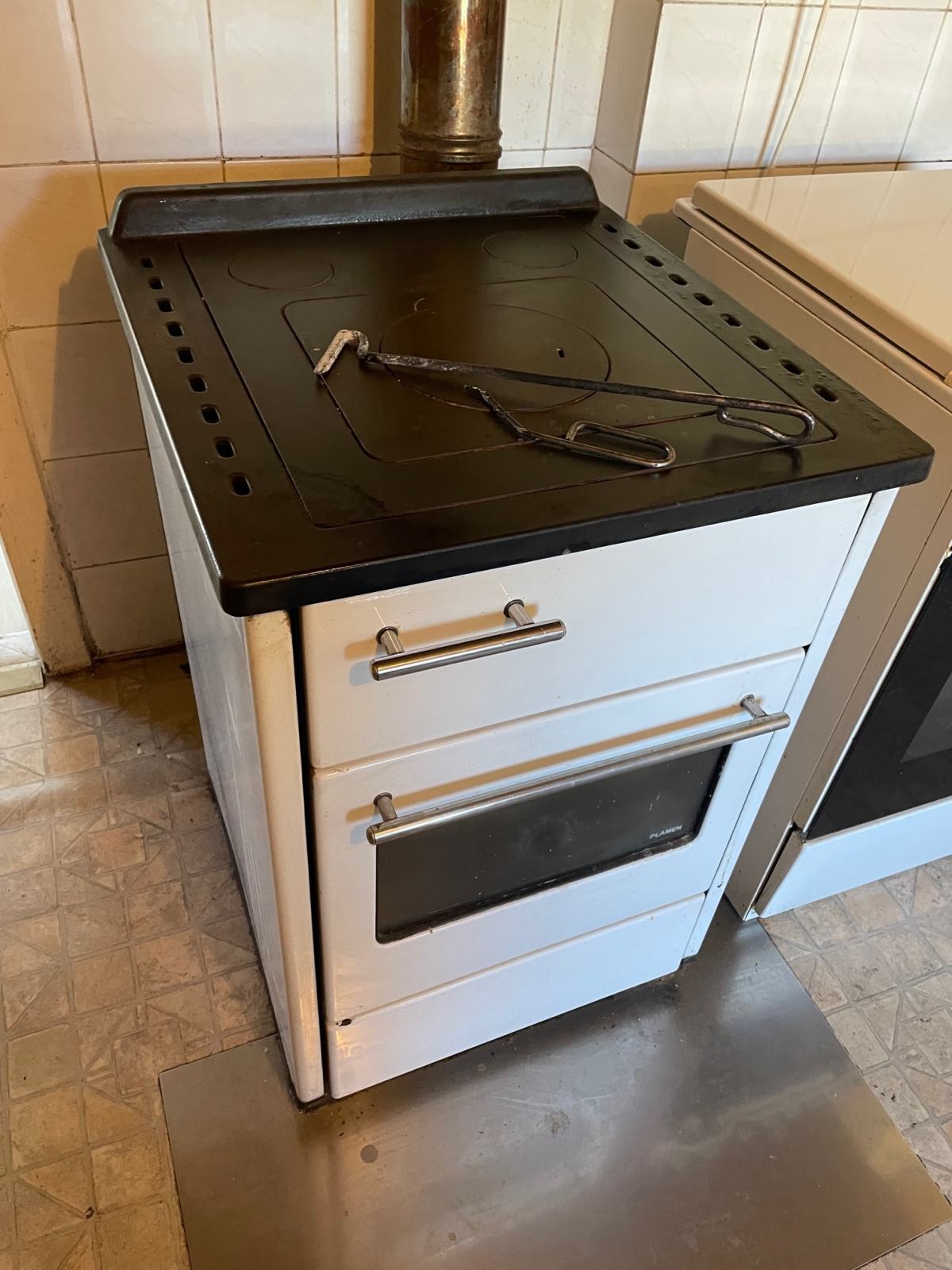 Štedilnik na drva / trda goriva s pečico