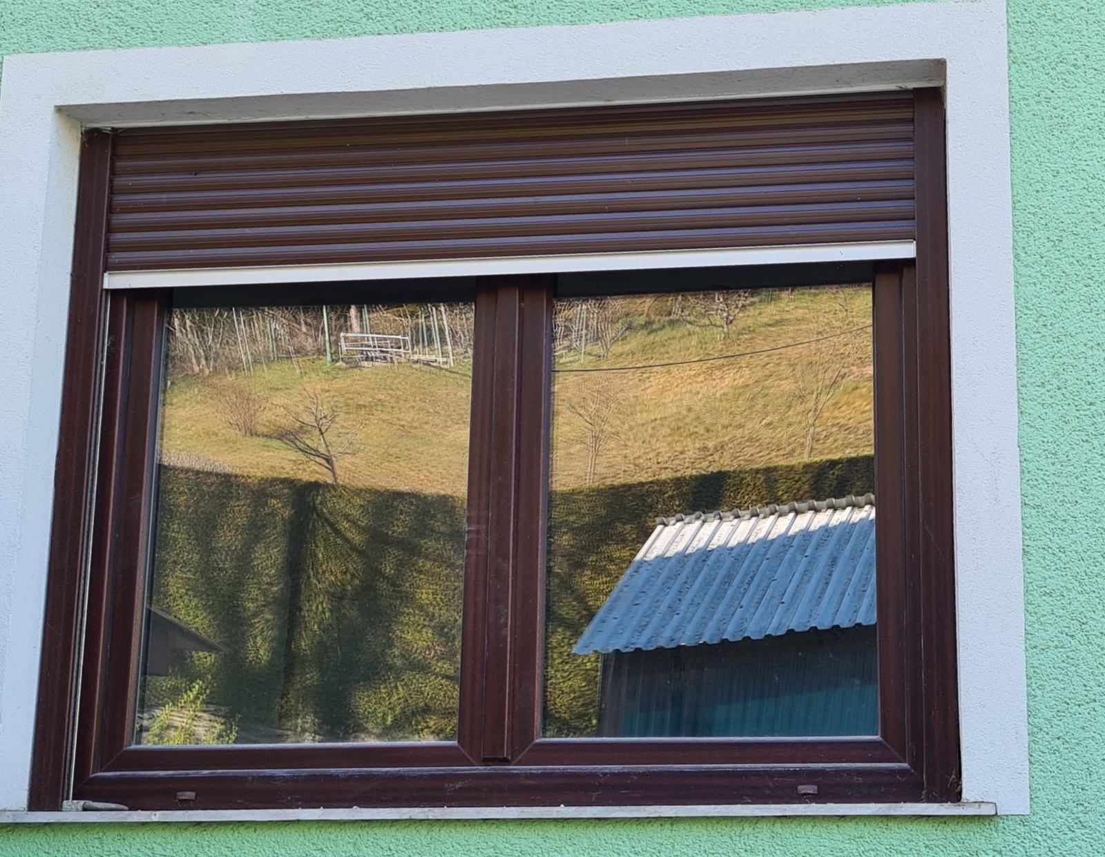 PVC dvokrilno okno dim. 168 x 134 mahagonij/belo