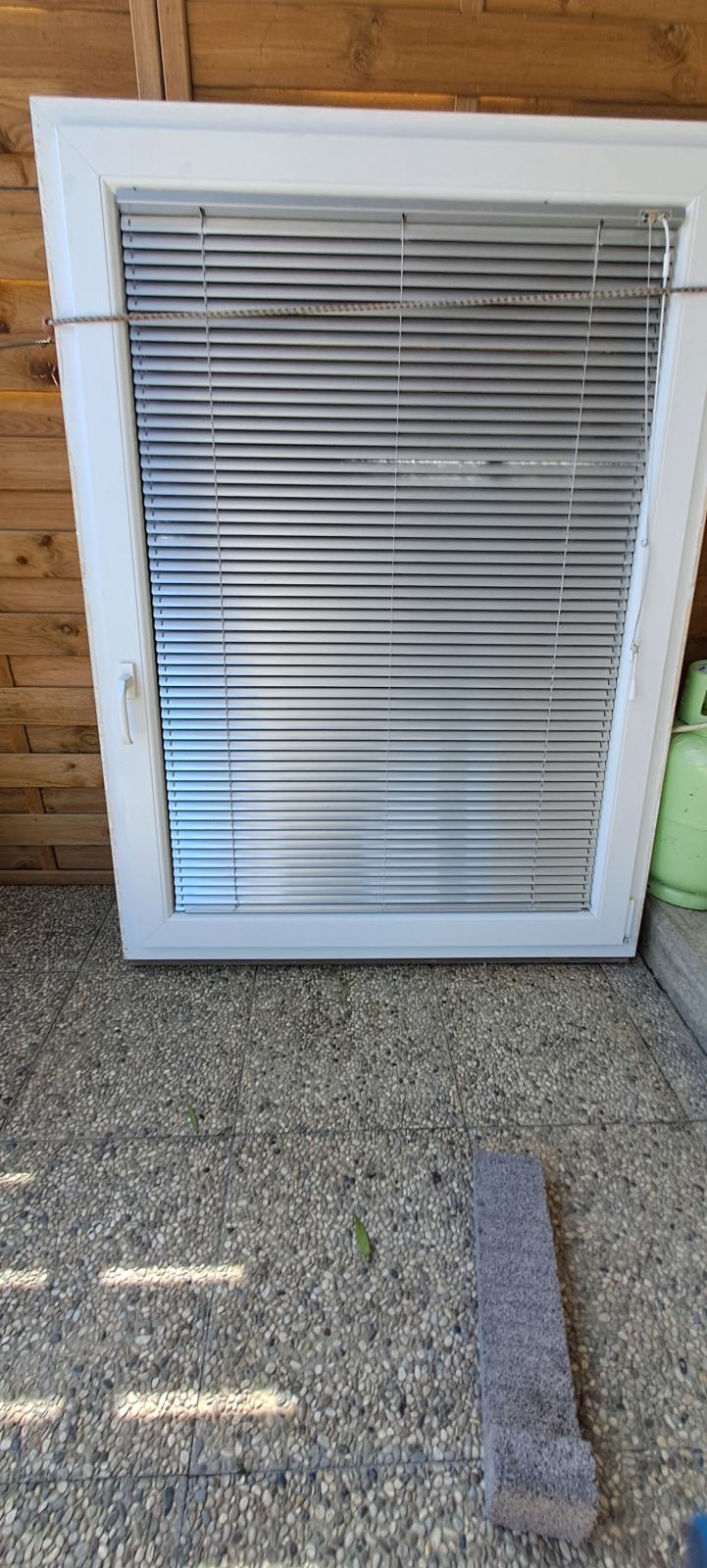PVC okno 154 × 116 z žaluzijo, mat steklo, desno