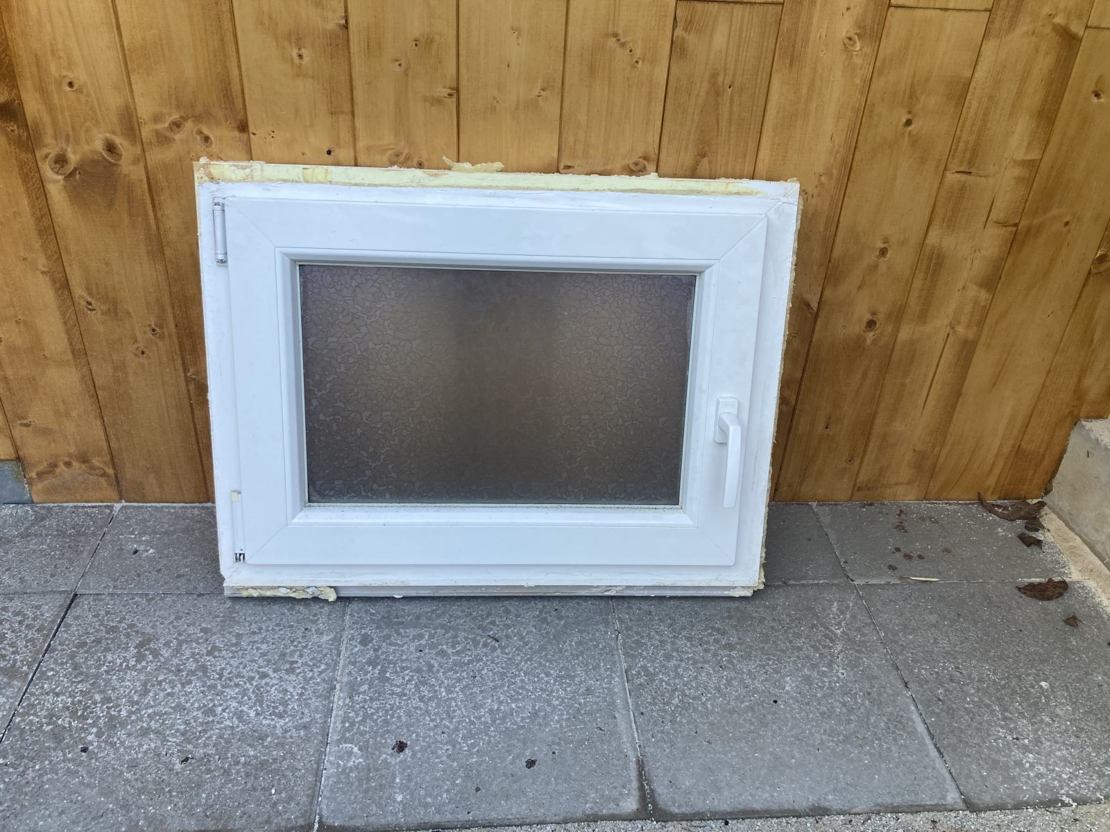 PVC okno 60 x 80 cm. Levo (kljuka na desni strani)