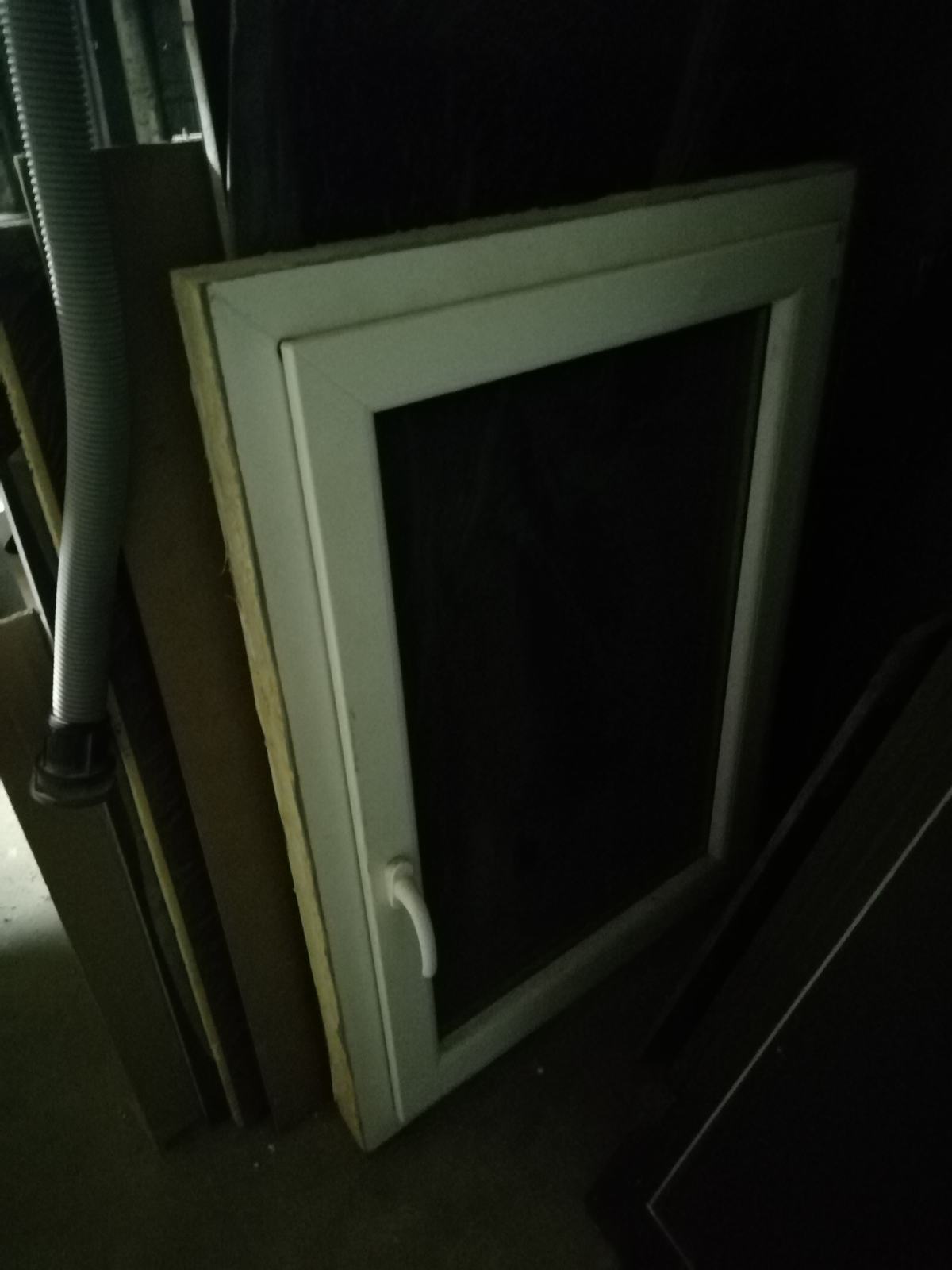 PVC okno rehau belo - zlati hrast