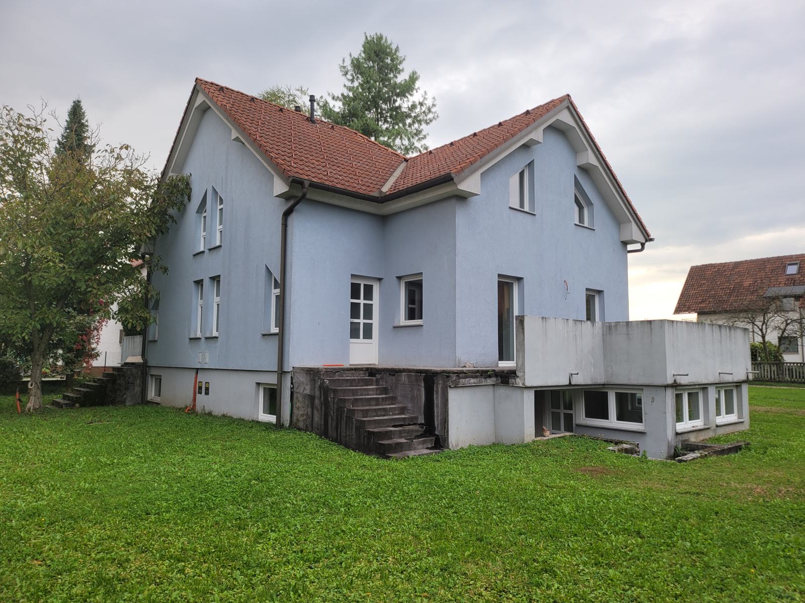 Ugodno PVC okna (50 eur in 30 eur), okenske police 8 eur