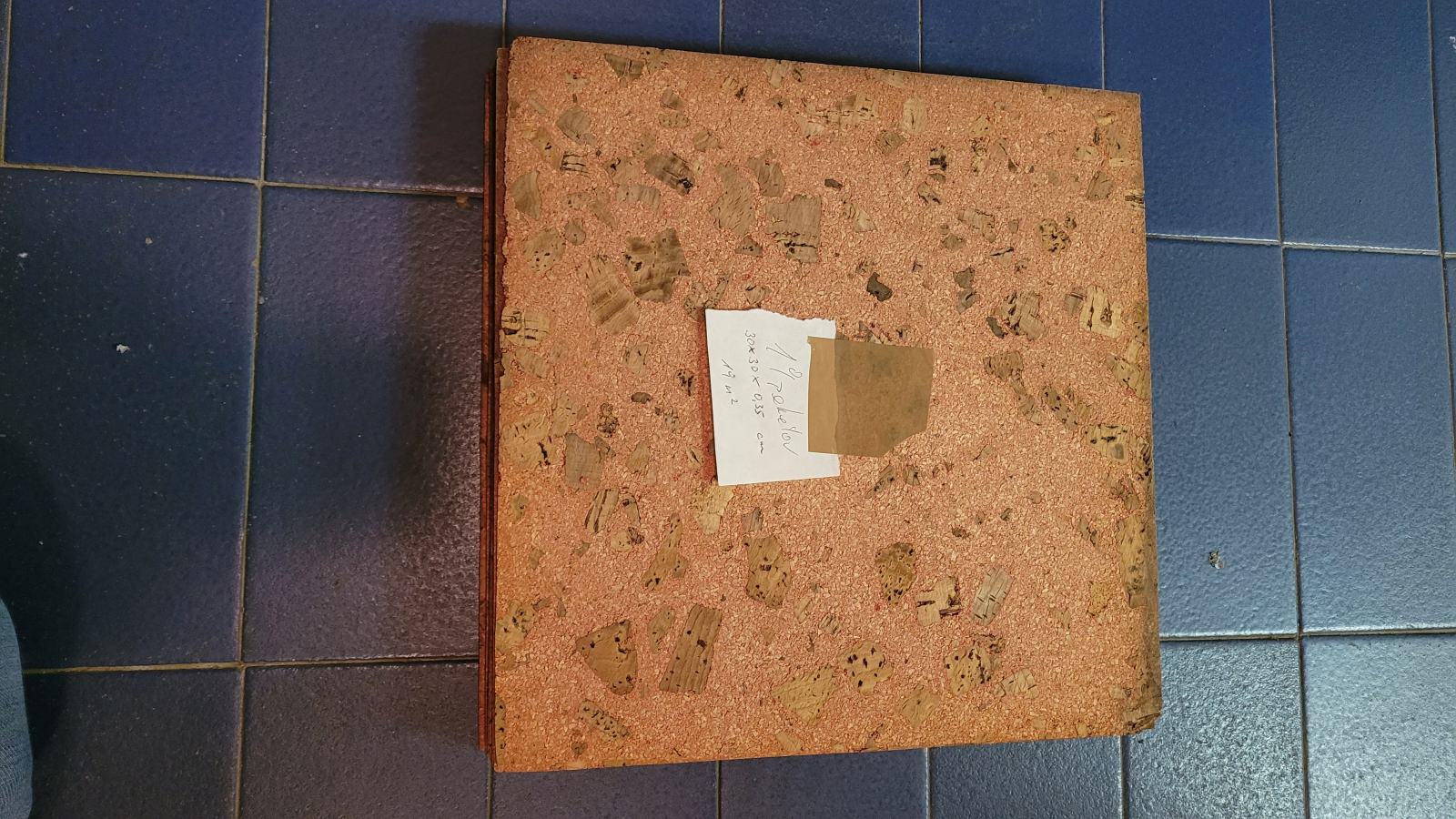 Stenske ploščice iz plute