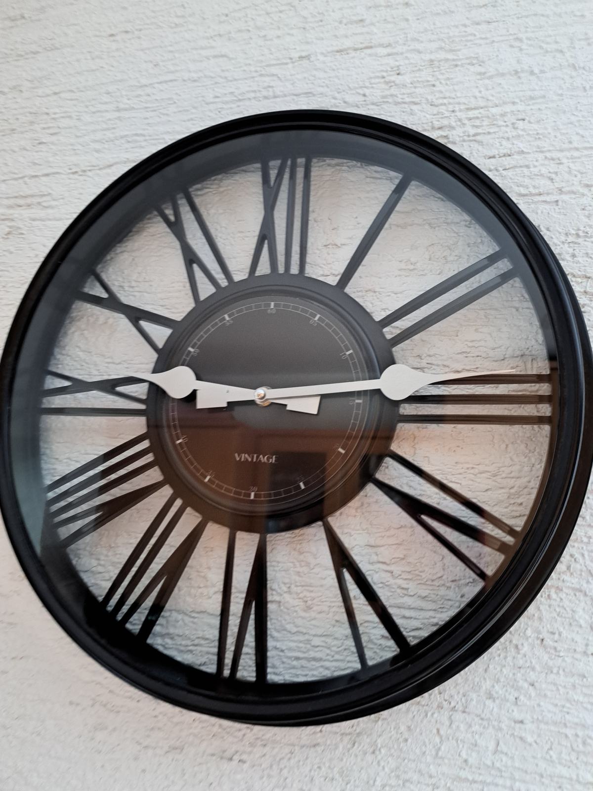 Moderna stenska ura, nova