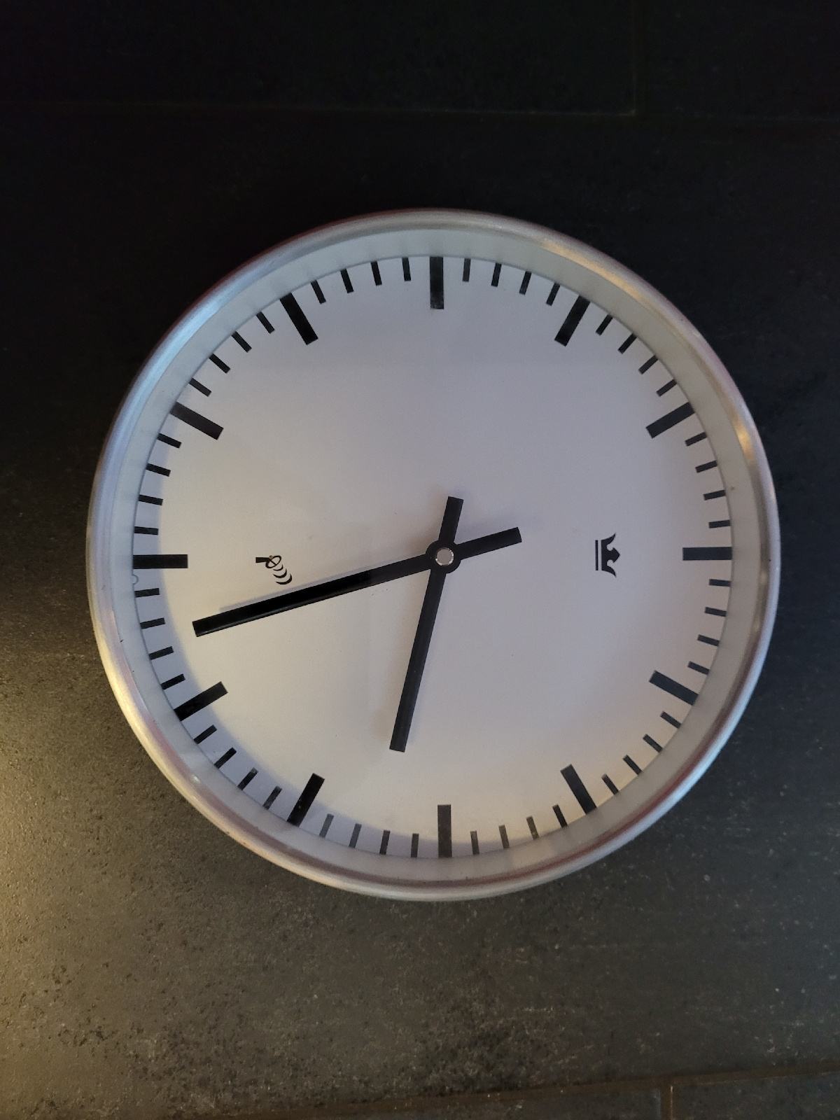 stenska ura premer 12 cm