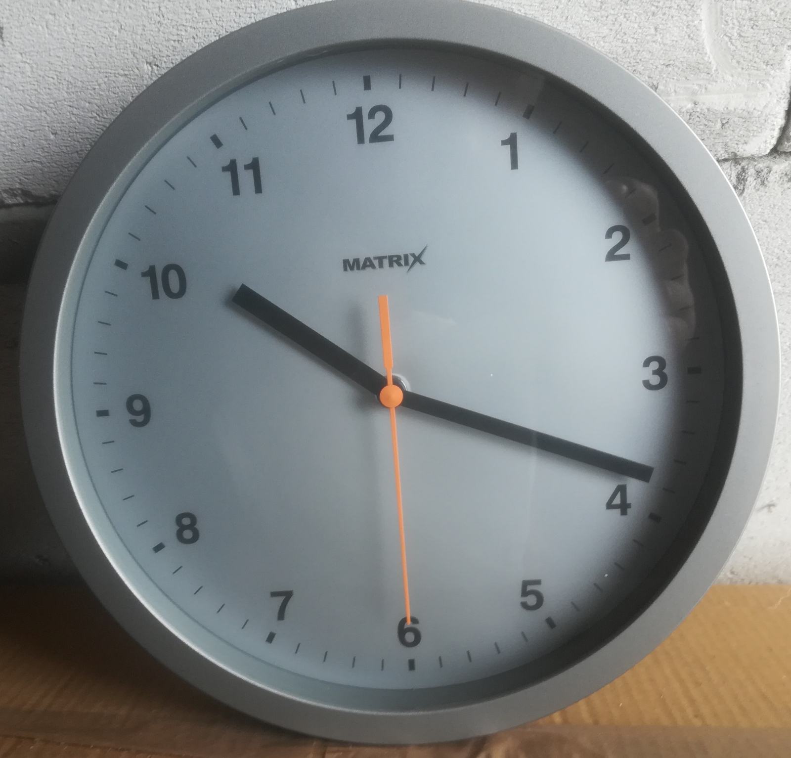 stenska ura - premer 25 cm- NOVA zapakirana