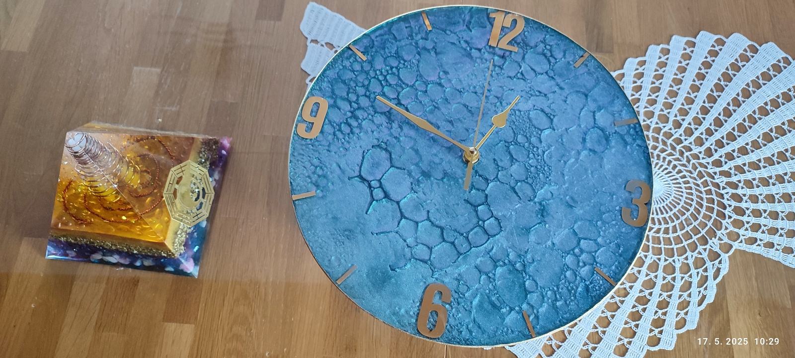 Unikatna stenska ura