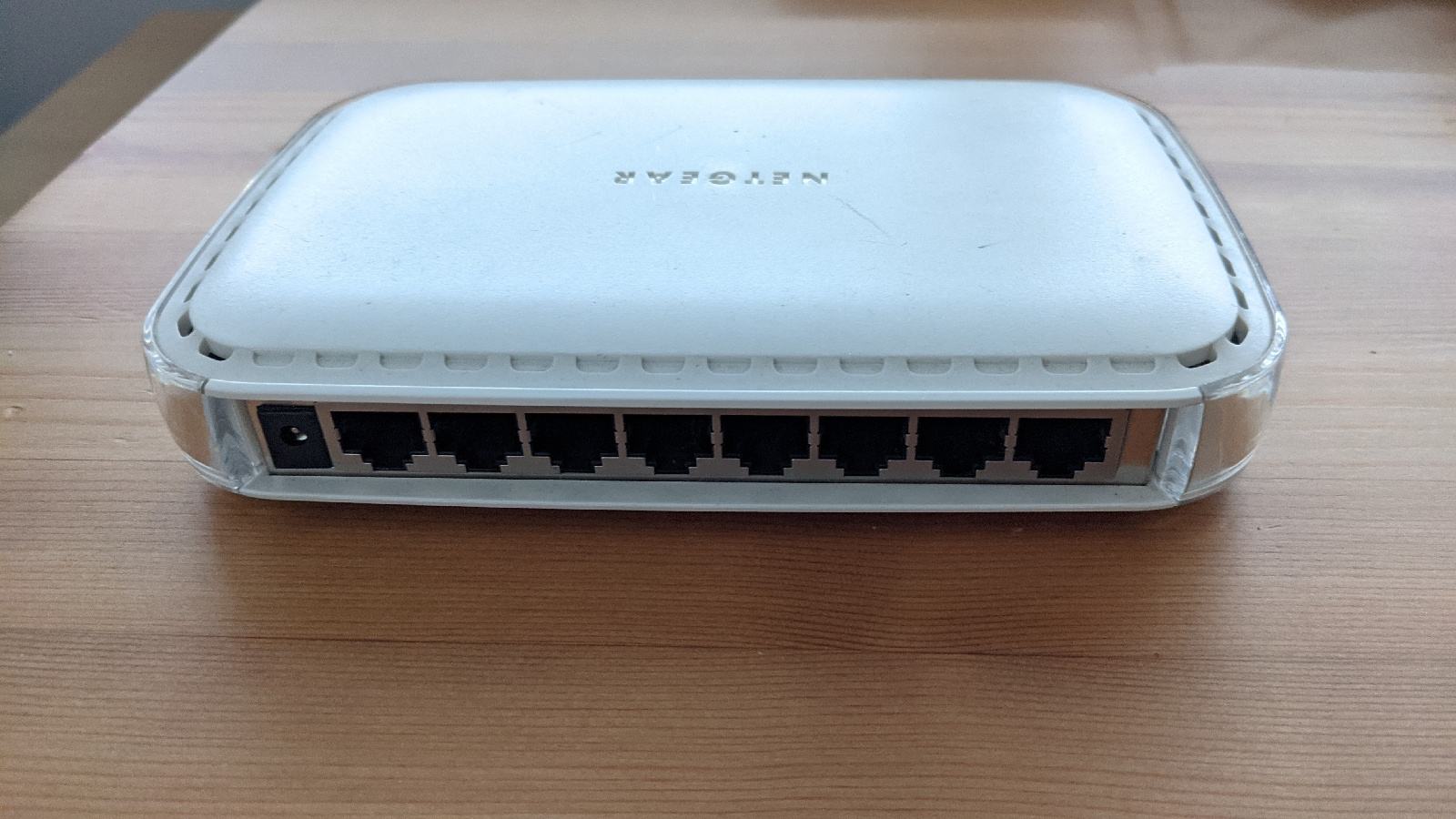 Netgear FS608 v3 8-portno stikalo (switch)