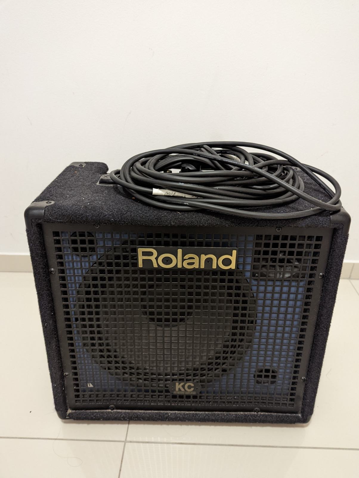 Roland KC-150 65W (4-Ch Mixing Keyboard Amplifier) + Fender FG25 kabel