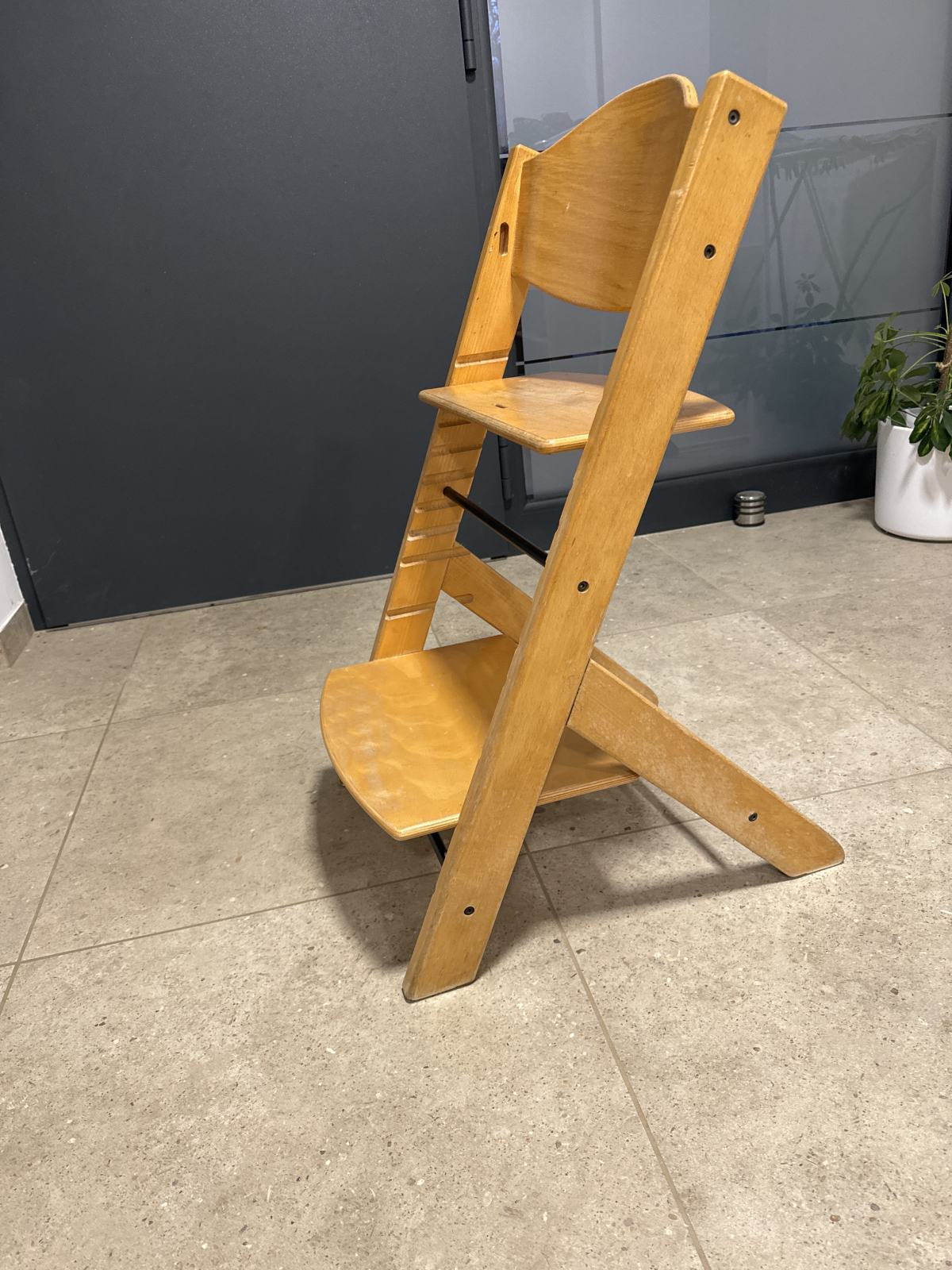 leseni stol za hranjenje