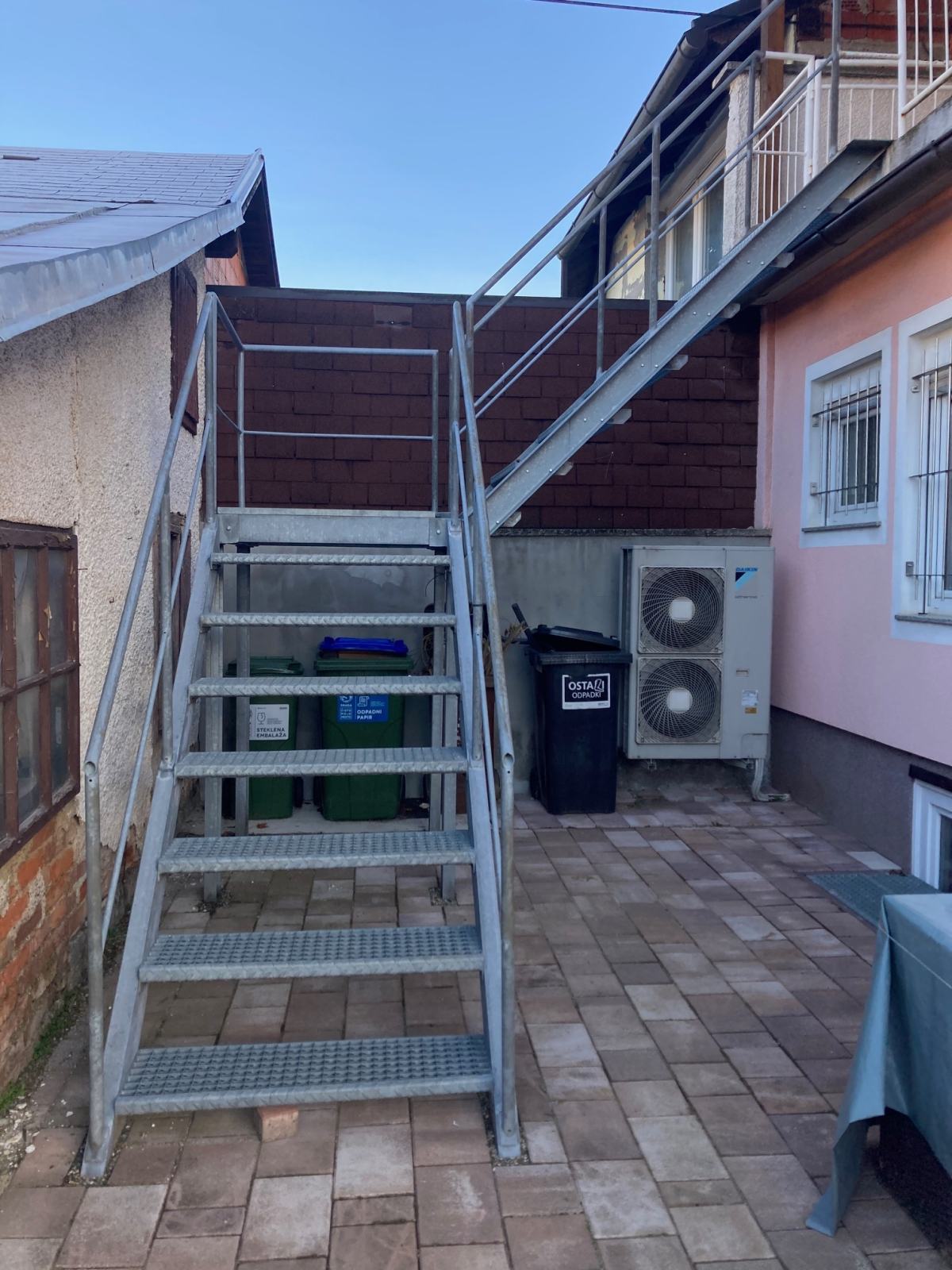 Pocinkane stopnice (15 kom.+podest+ograja)