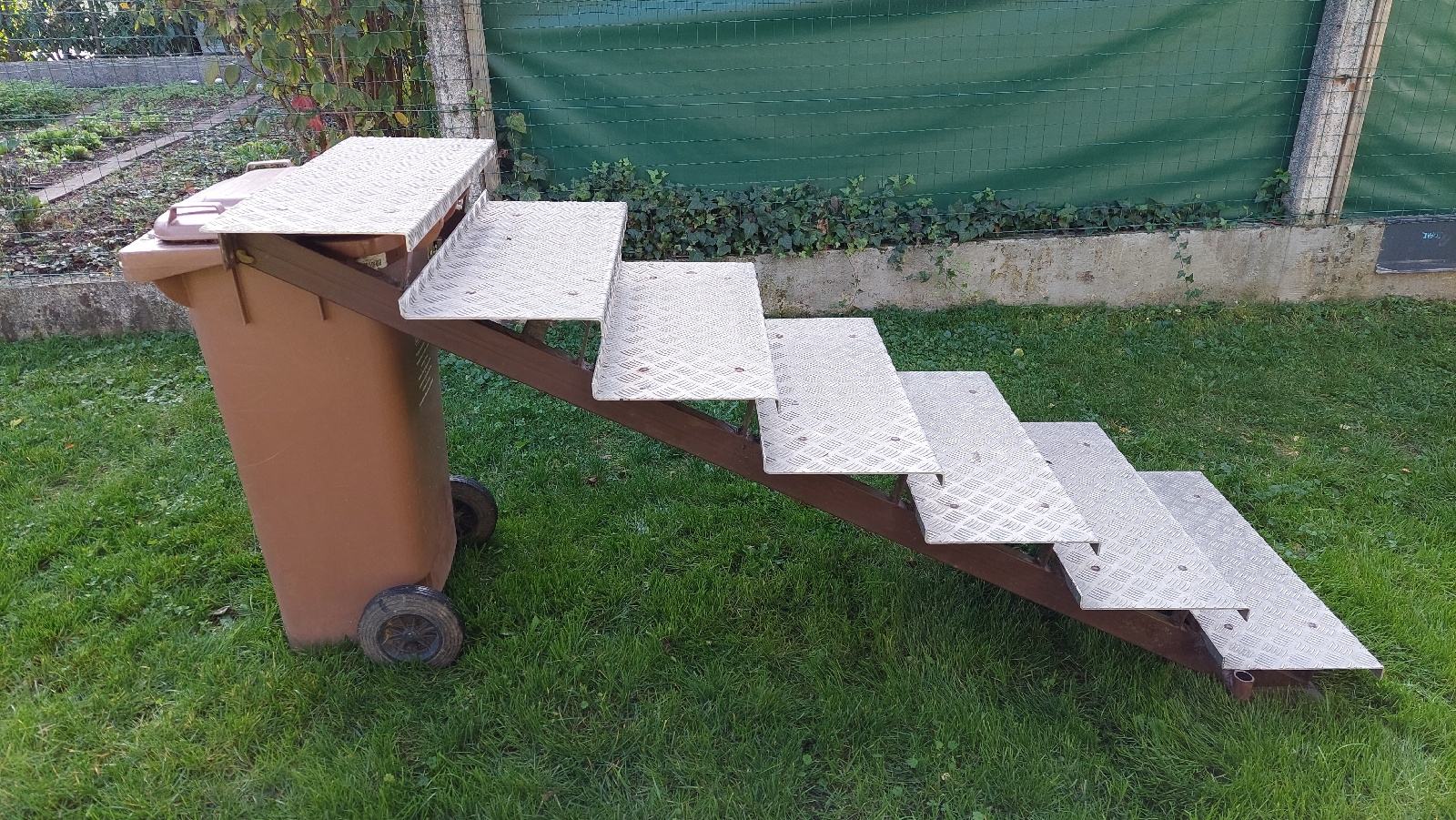 Železne stopnice z inox pohodno ploščo