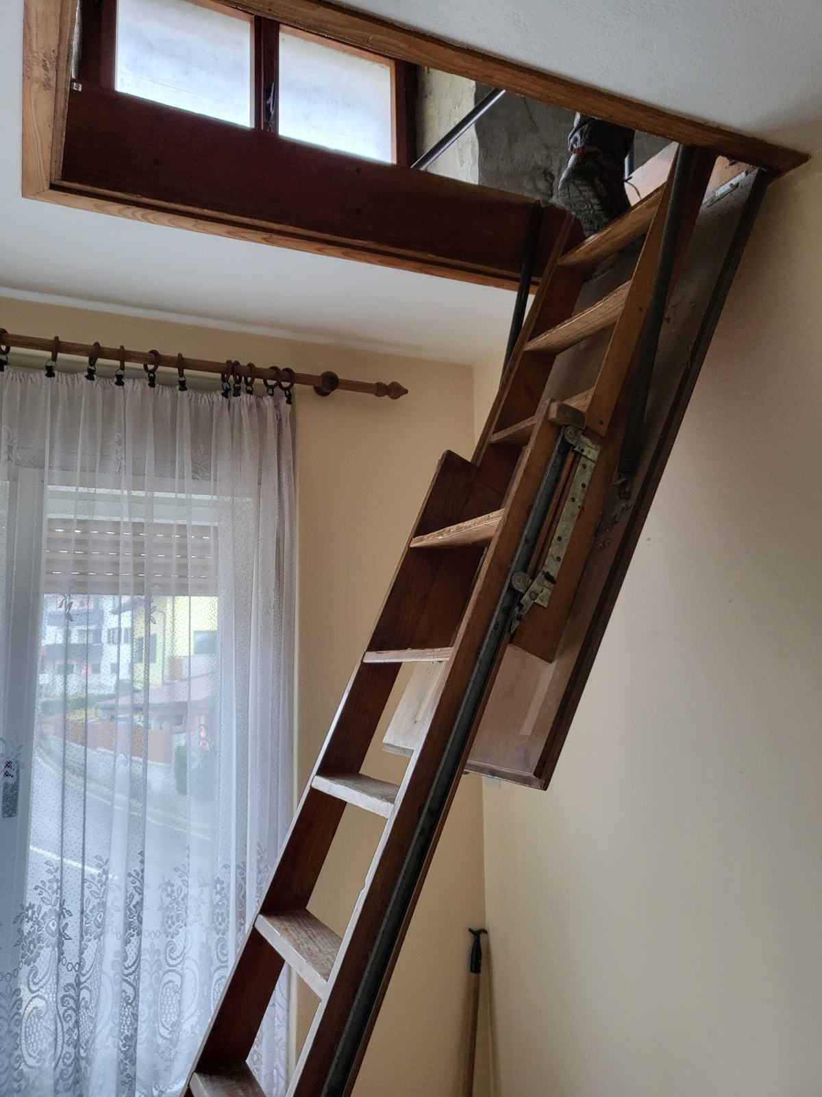 Zložljive lesene podstrešne stopnice