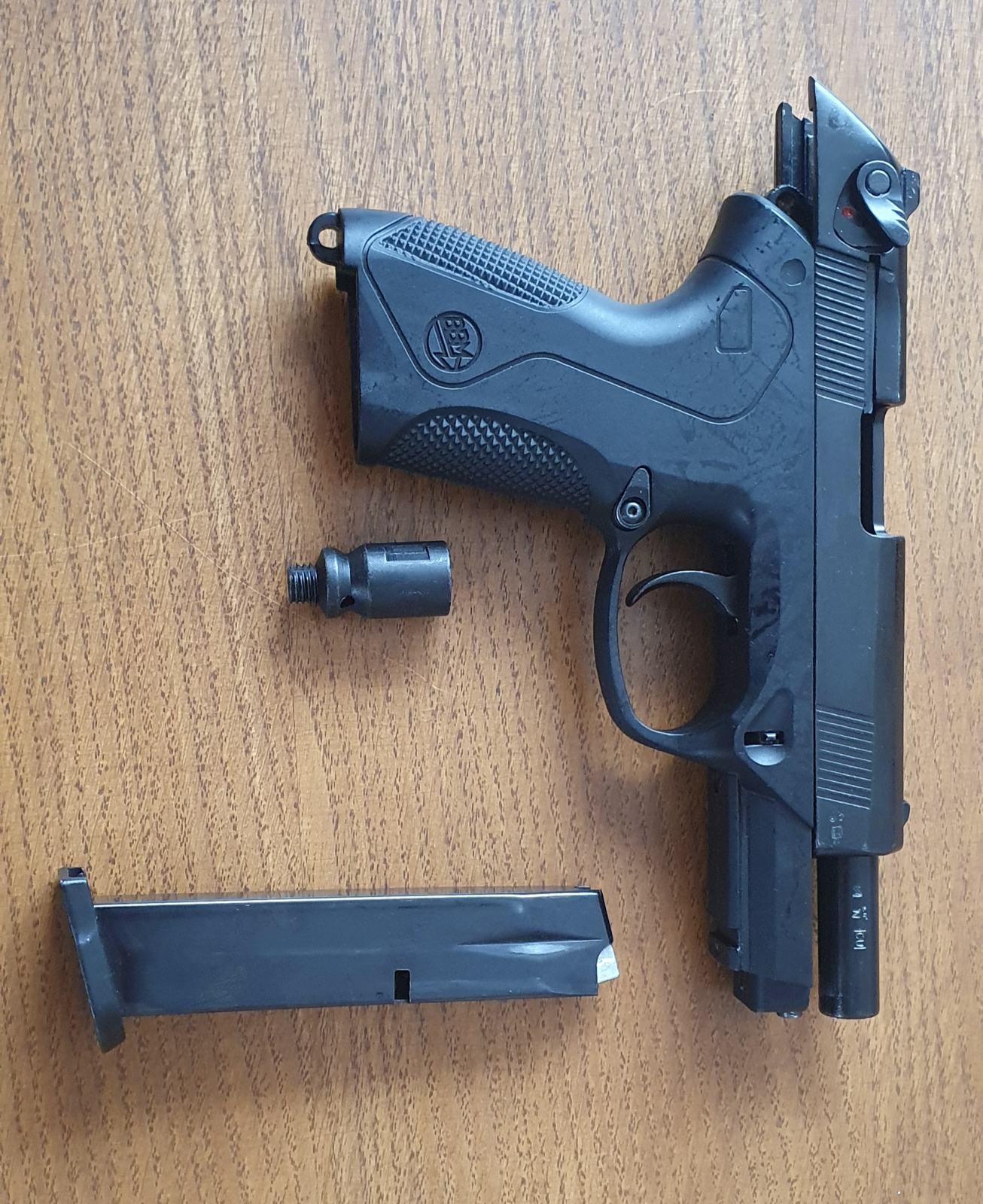 Prodam BRUNI mod. P-4 cal. 9mm P.A.K štartno/plašilno/plašilka pištolo