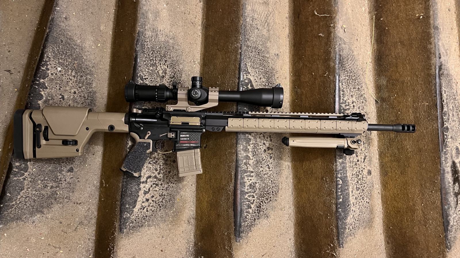 AR-15 + veliko dodatkov (.223 20 A7b)