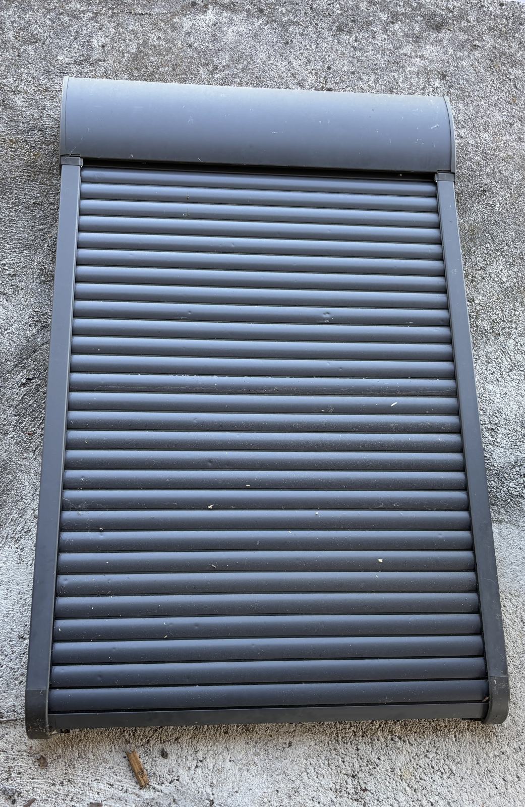 Velux okno z zunanjo kovinsko roleto 110x 70
