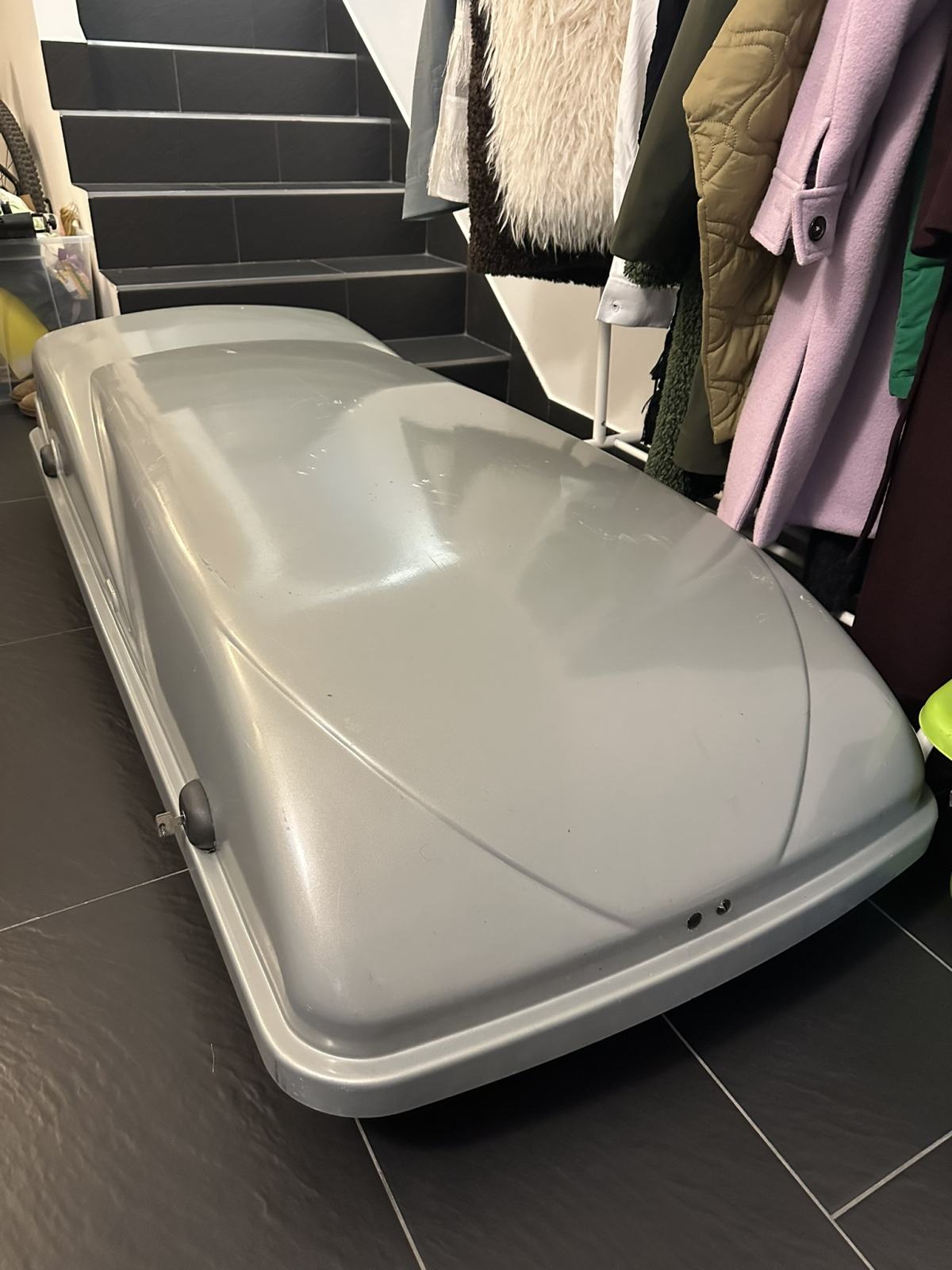 Strešni kovček Cargo G3 125 (430 L) + Thule nosilci za smuči