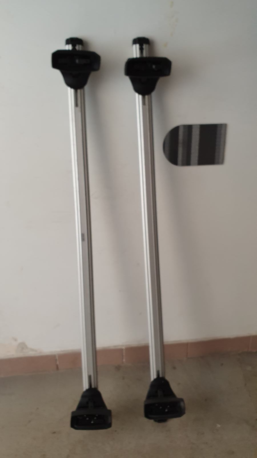 Strešni nosilec THULE Kit 3017, noge 753/460R in palice Aerobar 862