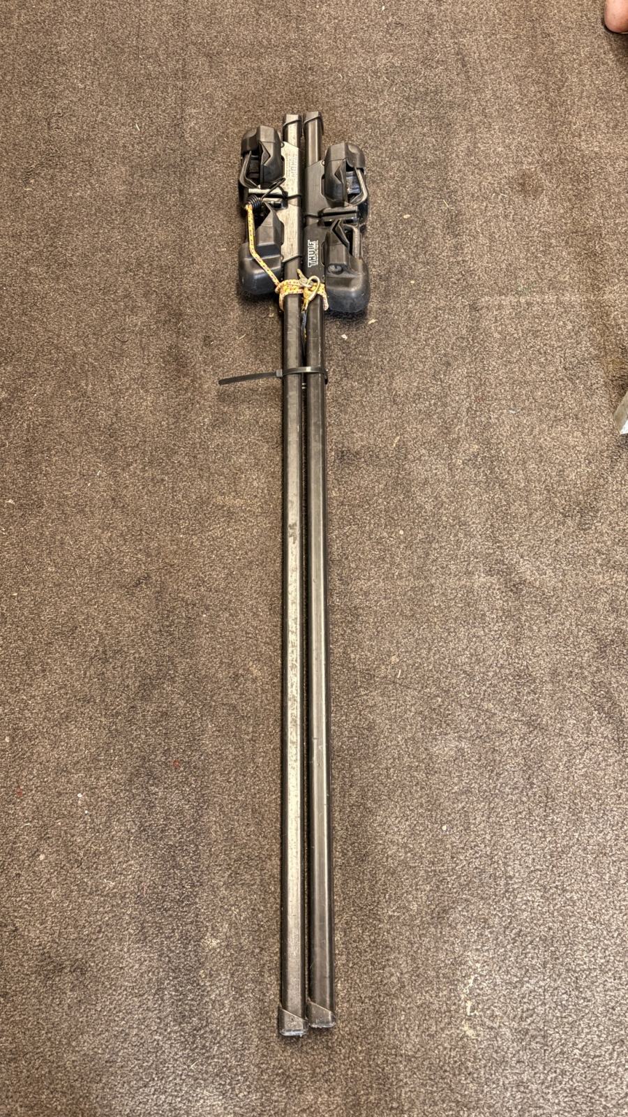 Thule 1054 (foot pack + palice + ključ)-primerna za različna vozila
