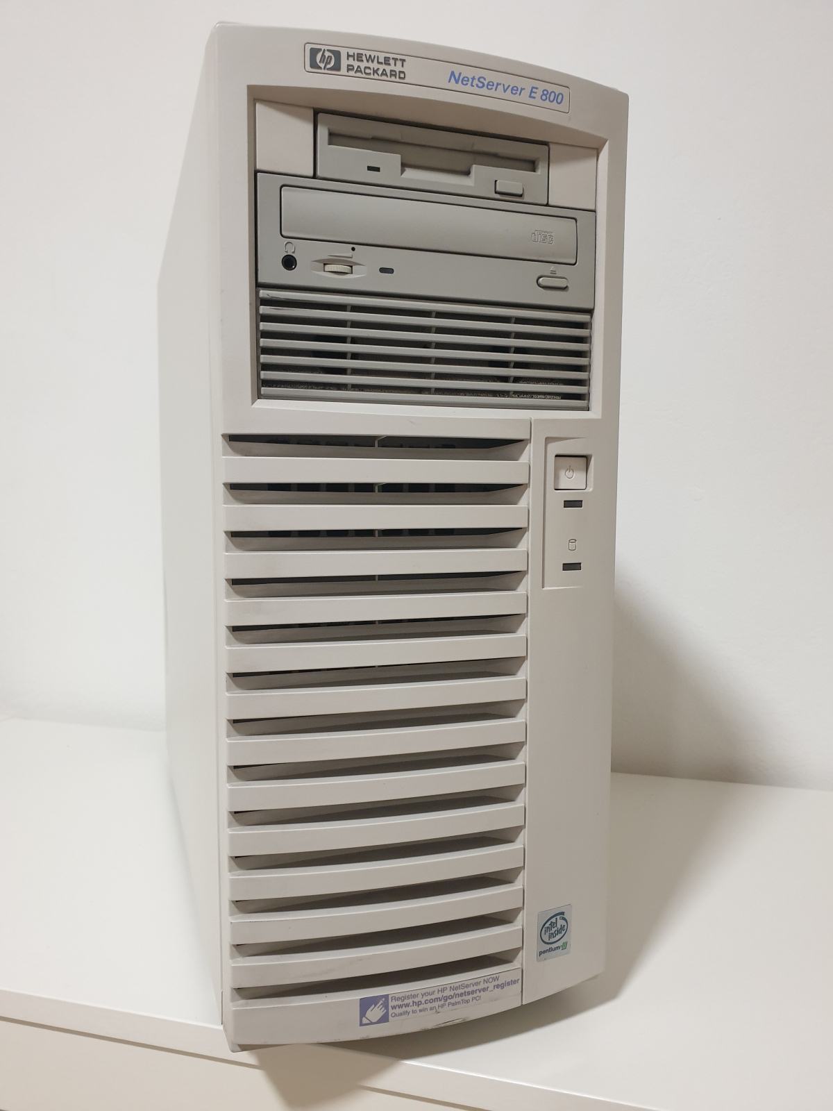HP netserver E800 - izjemno lepo ohranjen in delujoč