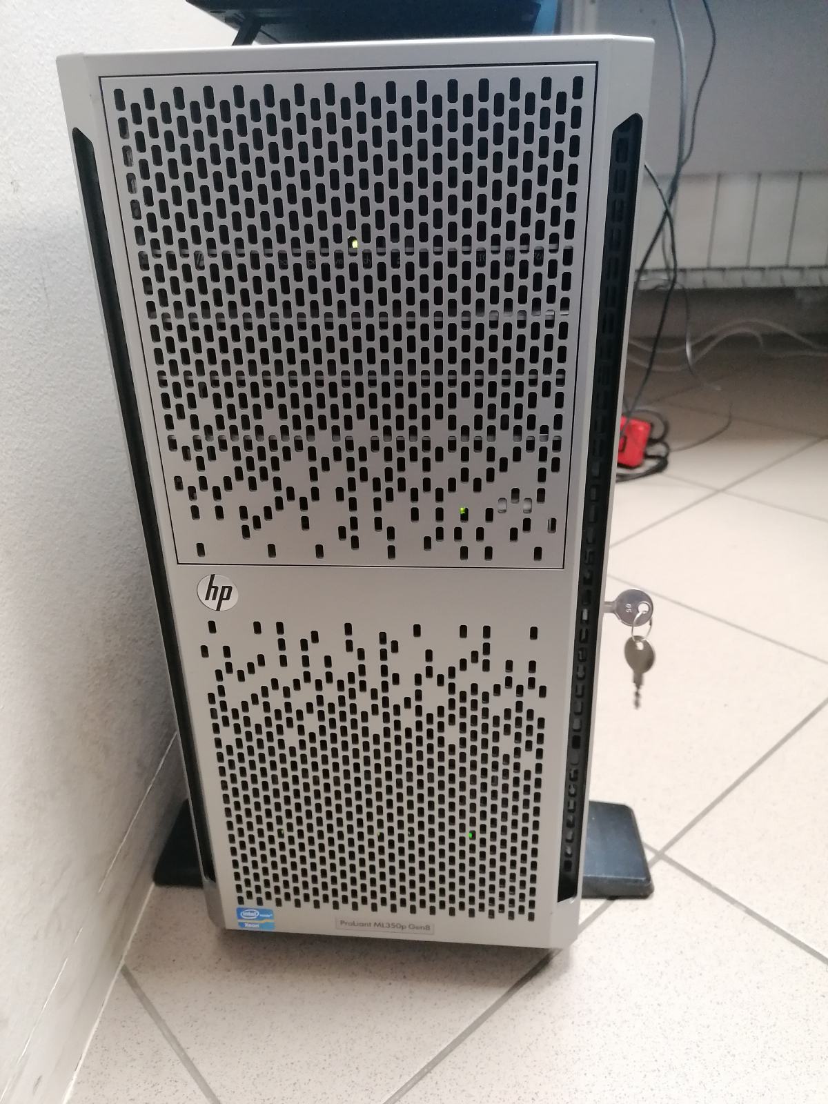 HPE ProLiant ML350 Gen8 server - strežnik