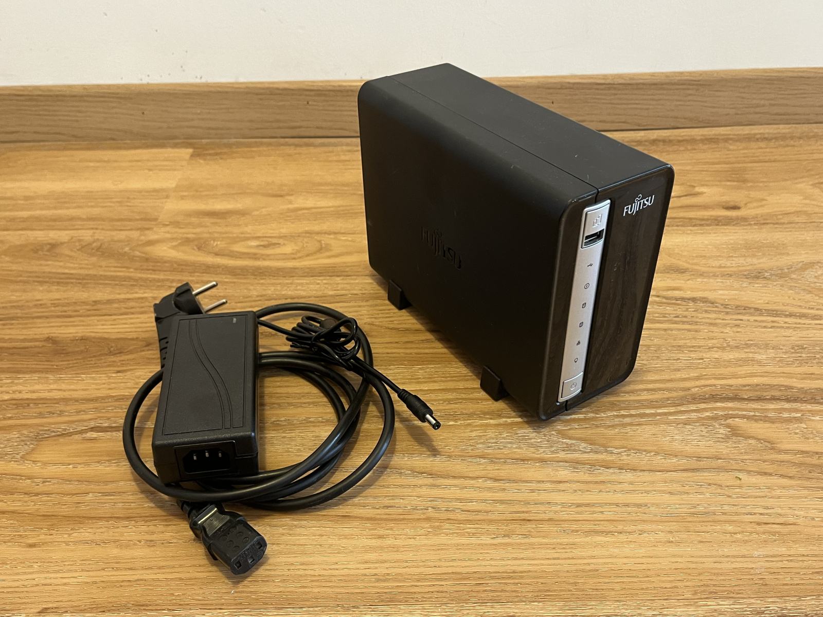 NAS Fujitsu Celvin Q700 (2x1TB diski)